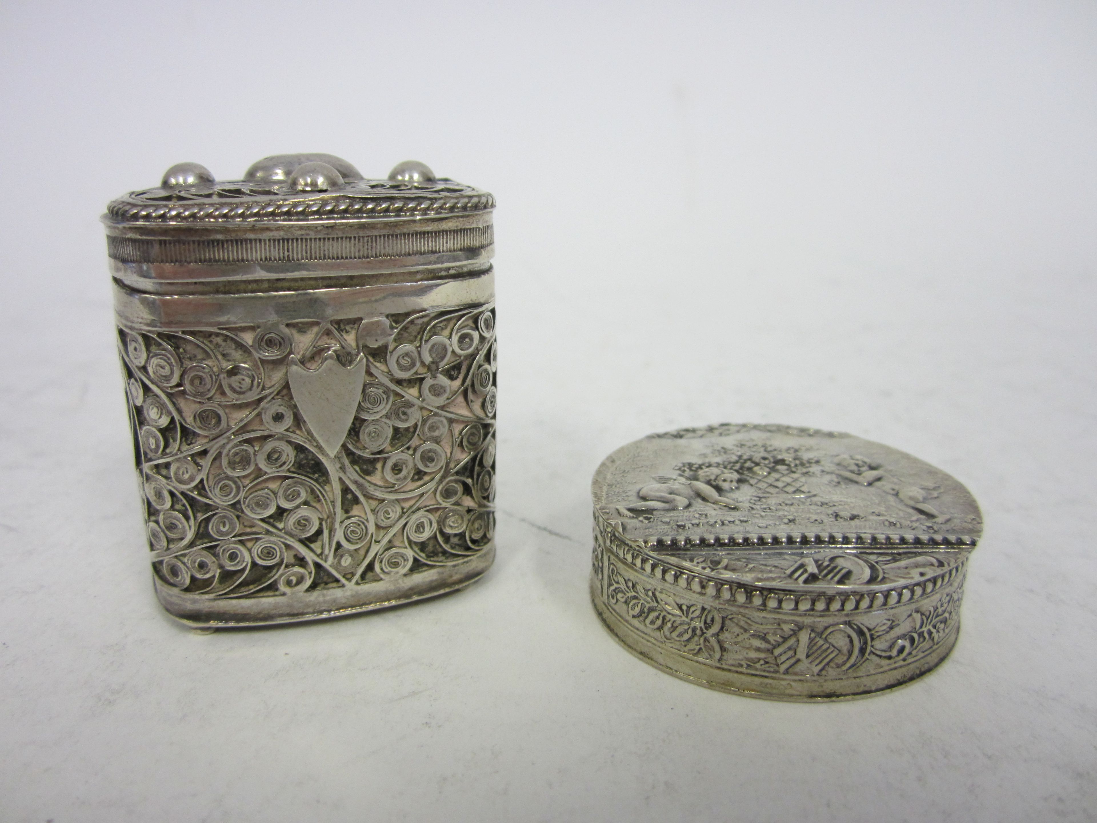 Bonhams : A Dutch silver box Makers mark unknown (2)