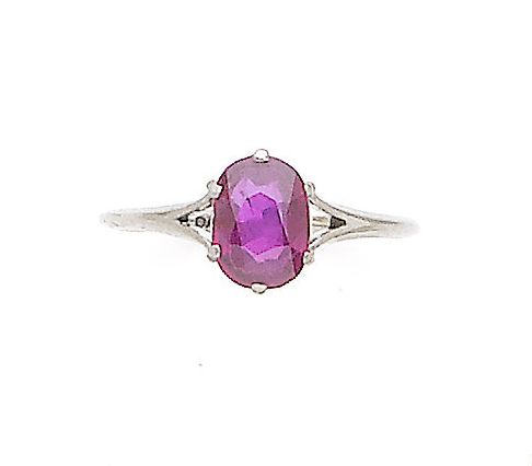 Bonhams : A ruby single-stone ring