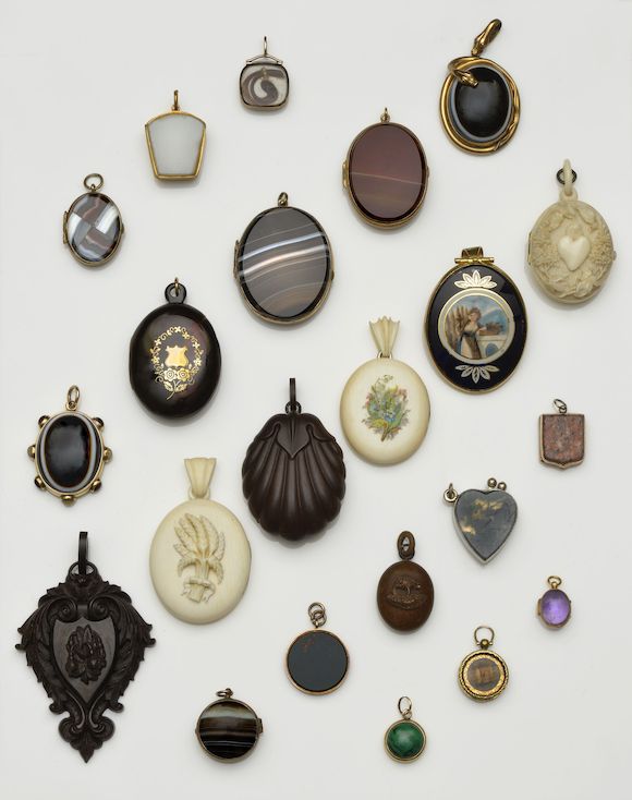 Bonhams : A large collection of antique and modern lockets,
