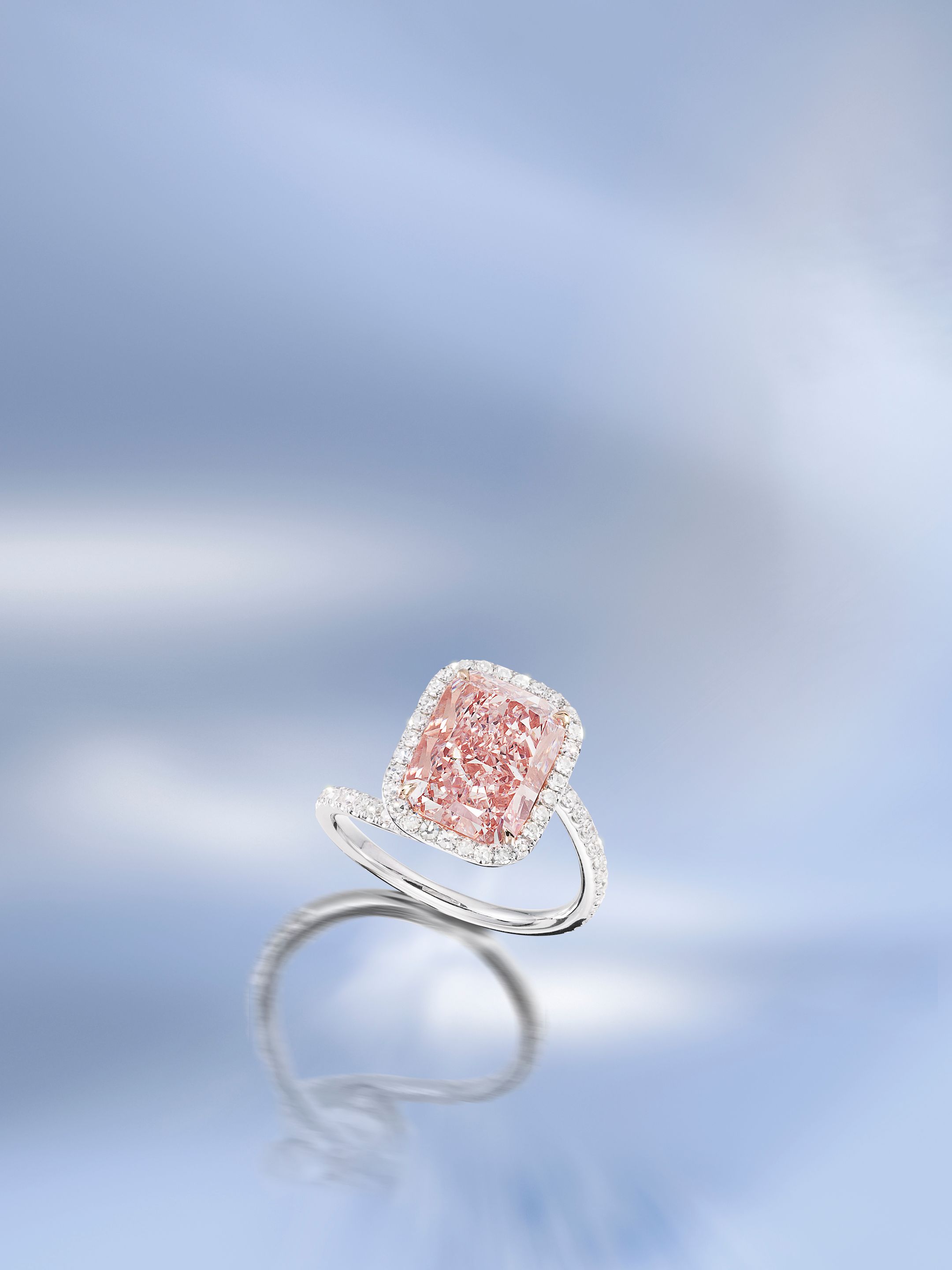Bonhams : An exceptional fancy coloured diamond and diamond ring, by Kwiat