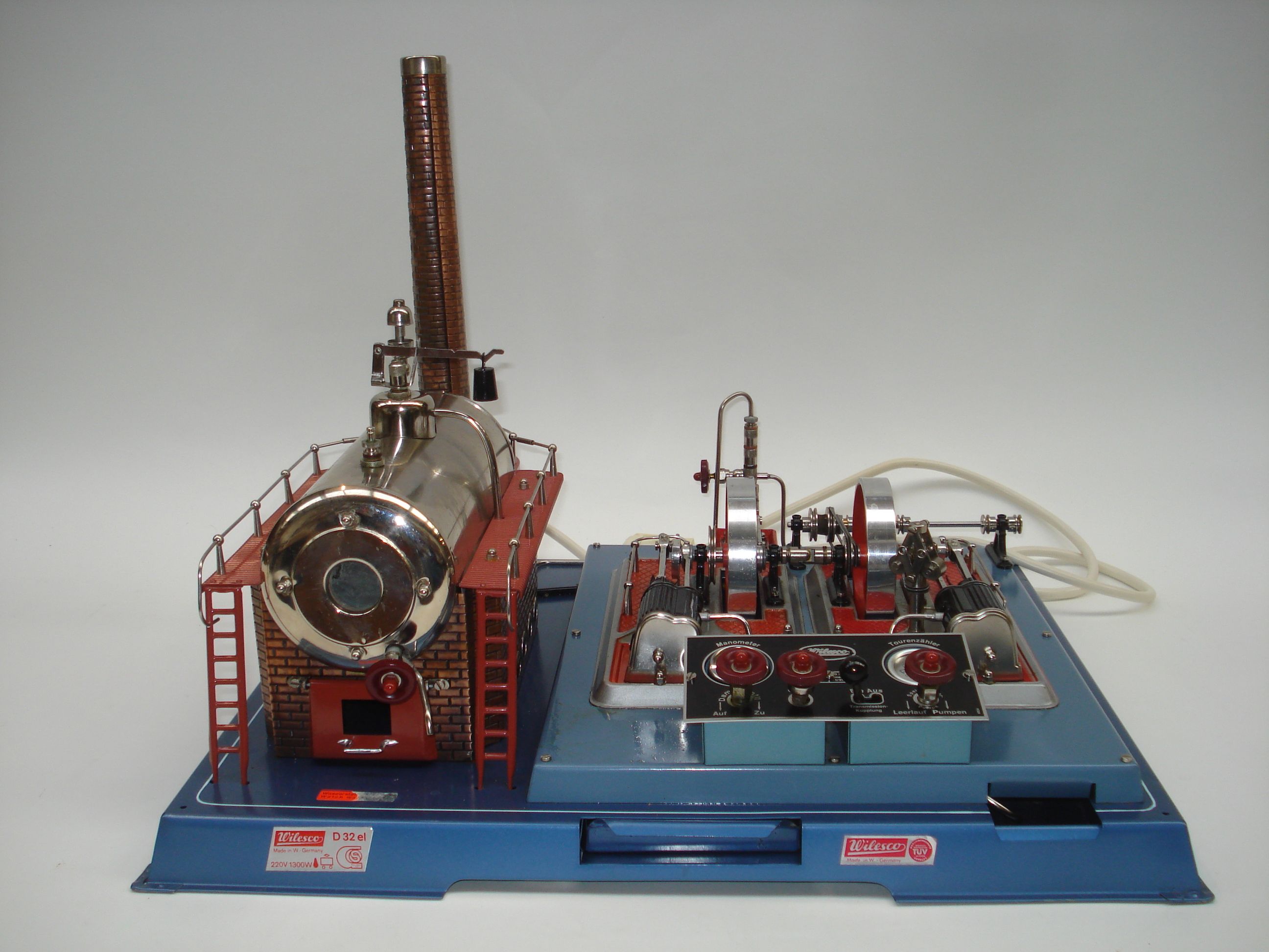 Bonhams : Two Wilesco Steam Plants 2