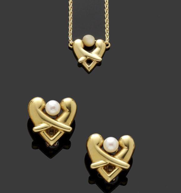 Bonhams : Boodles: An 18ct gold and cultured pearl 'Hug' suite (2)