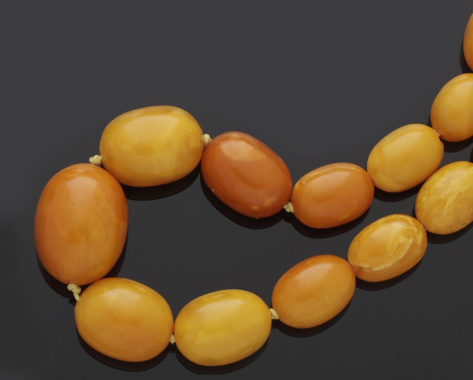 Bonhams : A graduated amber bead necklace