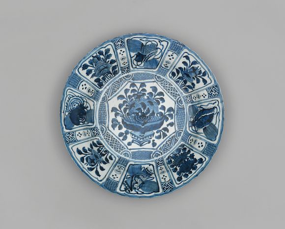 Bonhams : A fine and large Kraak ware dish Late Ming Dynasty