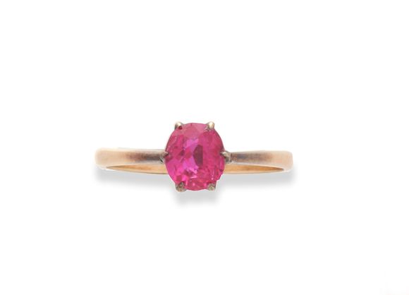 Bonhams : A ruby single stone ring