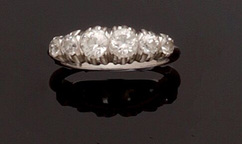 Bonhams : A diamond six stone ring
