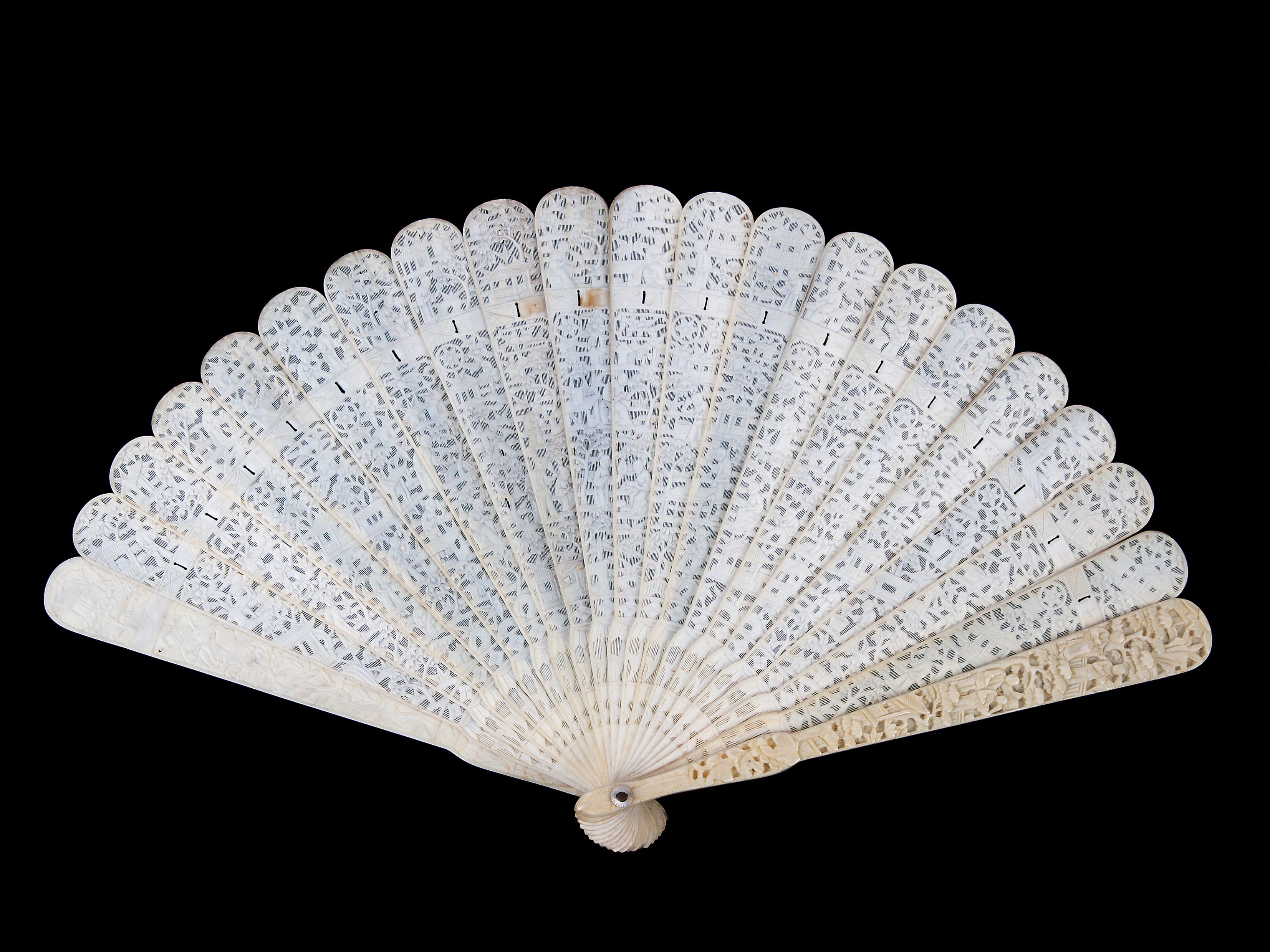 Bonhams : A Chinese ivory brisé fan and a 'thousand faces' fan