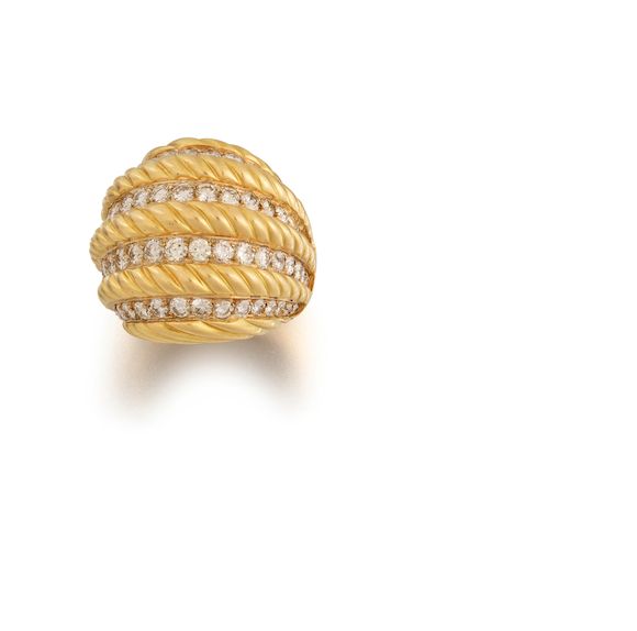 Bonhams : A diamond dress ring,