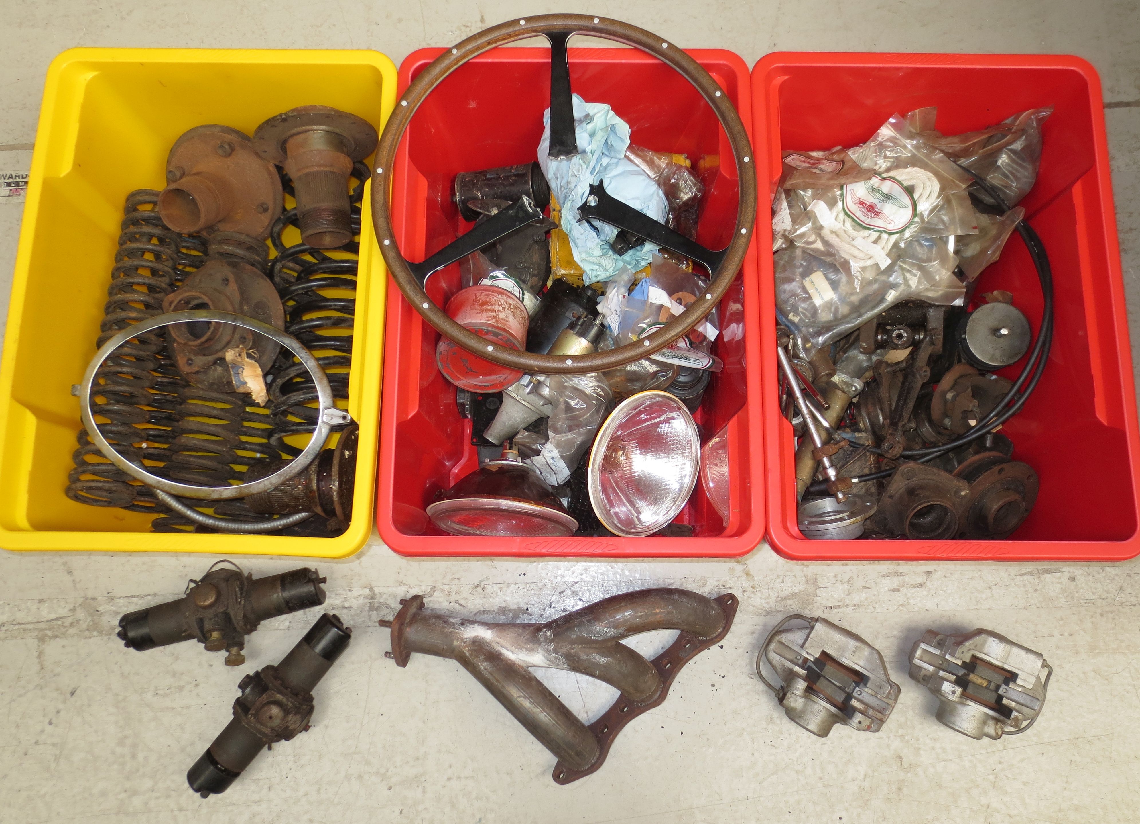 Bonhams Cars : Assorted spares to suit Aston Martin, ((Qty))