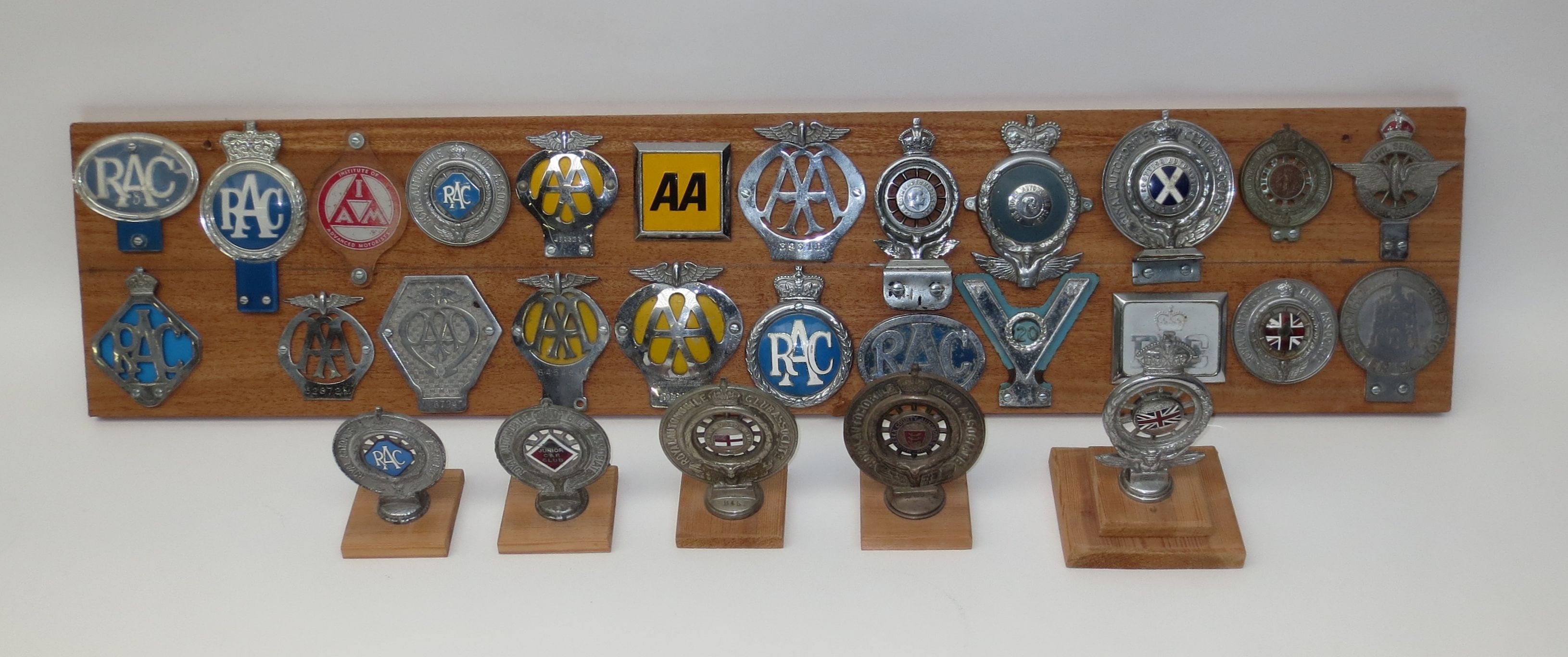Bonhams Cars : Twenty-eight mainly RAC and AA badges, ((Qty))