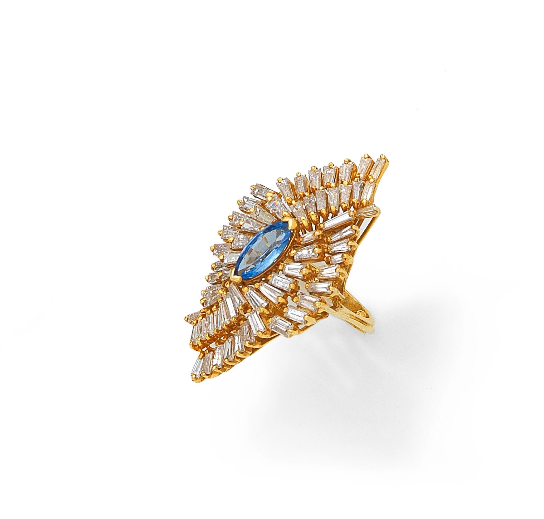 Bonhams : A sapphire and diamond cluster ring