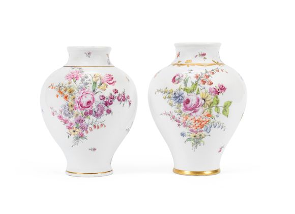 Bonhams : Two Chelsea vases, circa 1755