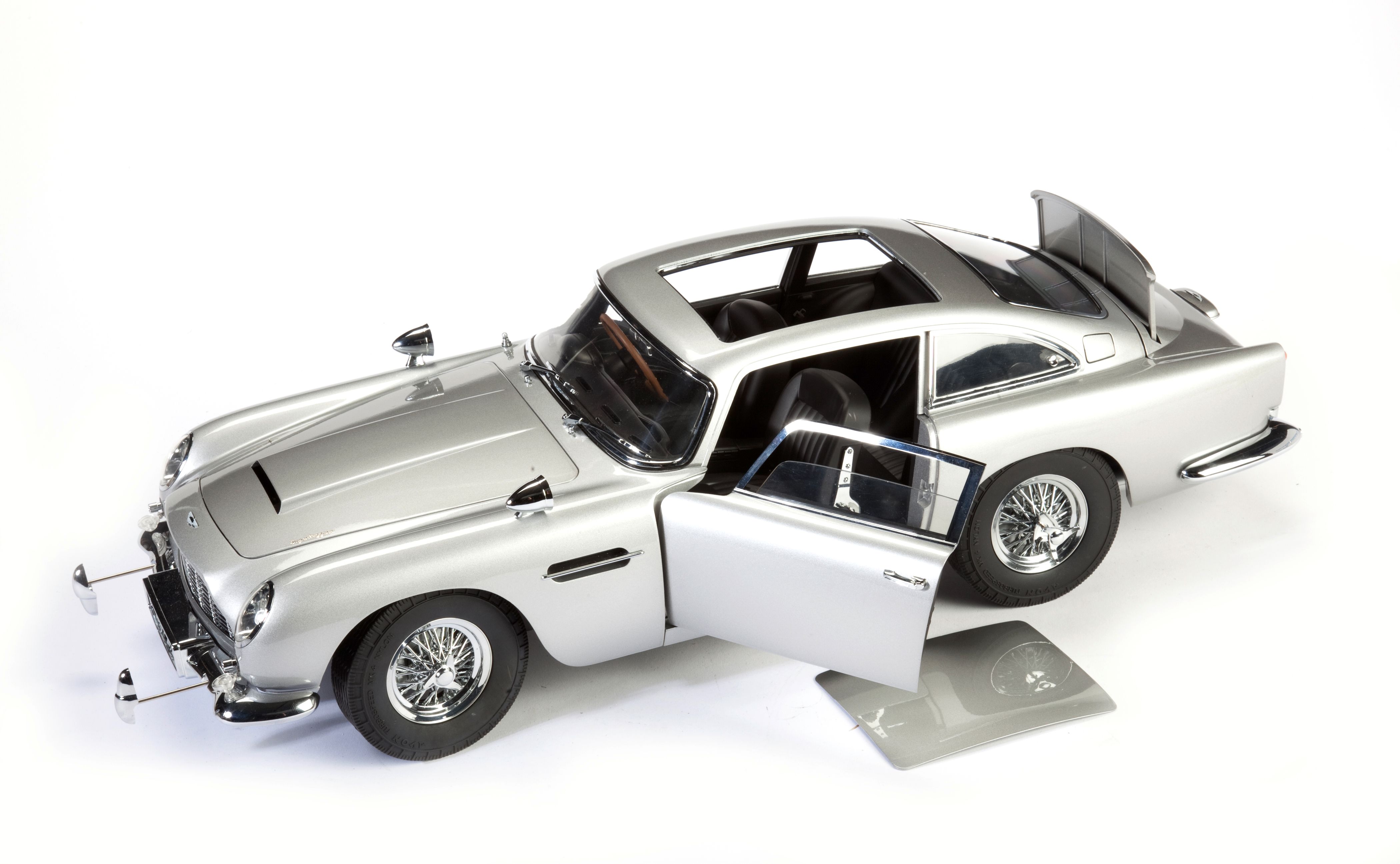 Bonhams Cars : A 1:8 SCALE MODEL OF THE JAMES BOND 007 'GOLDFINGER ...