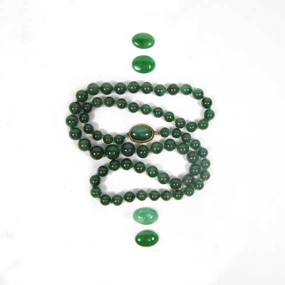 Bonhams : A string of jadeite beads and four cabochon stones (5)