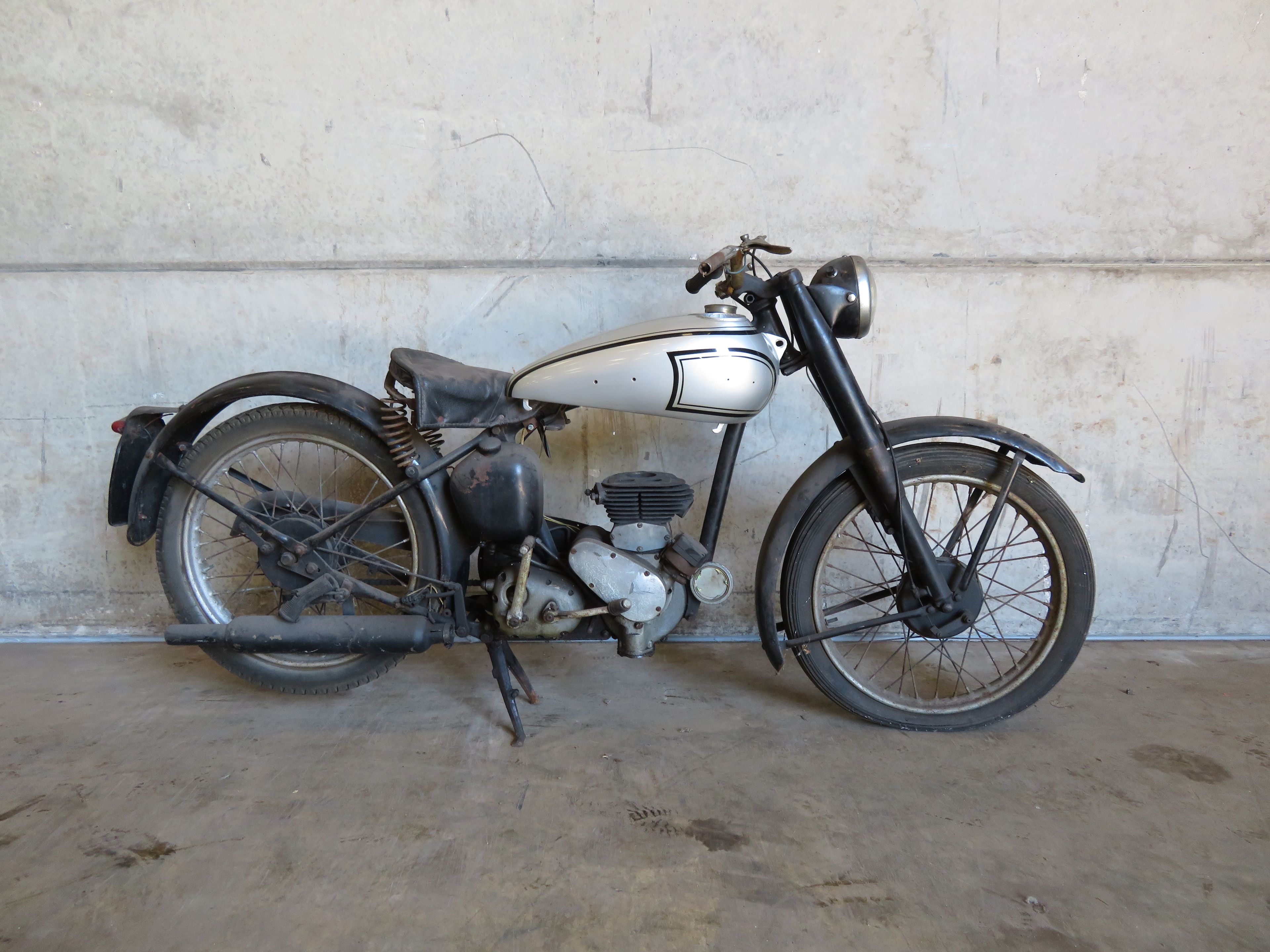 Bonhams Cars : c.1953 BSA 249cc C10 Project Frame no. BC10-591 Engine ...