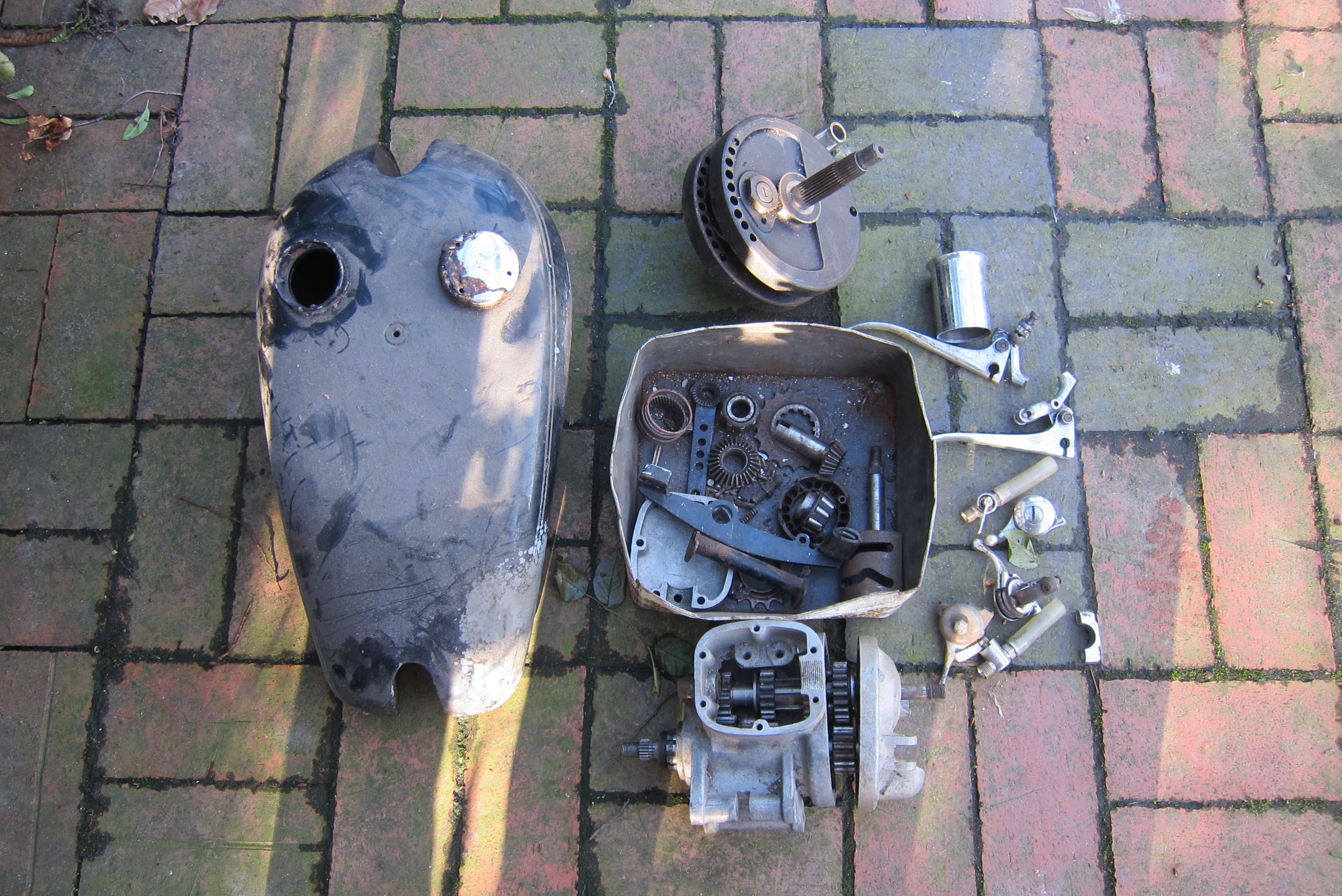 Bonhams Cars : A quantity of believed Rudge 250 parts ((Qty))