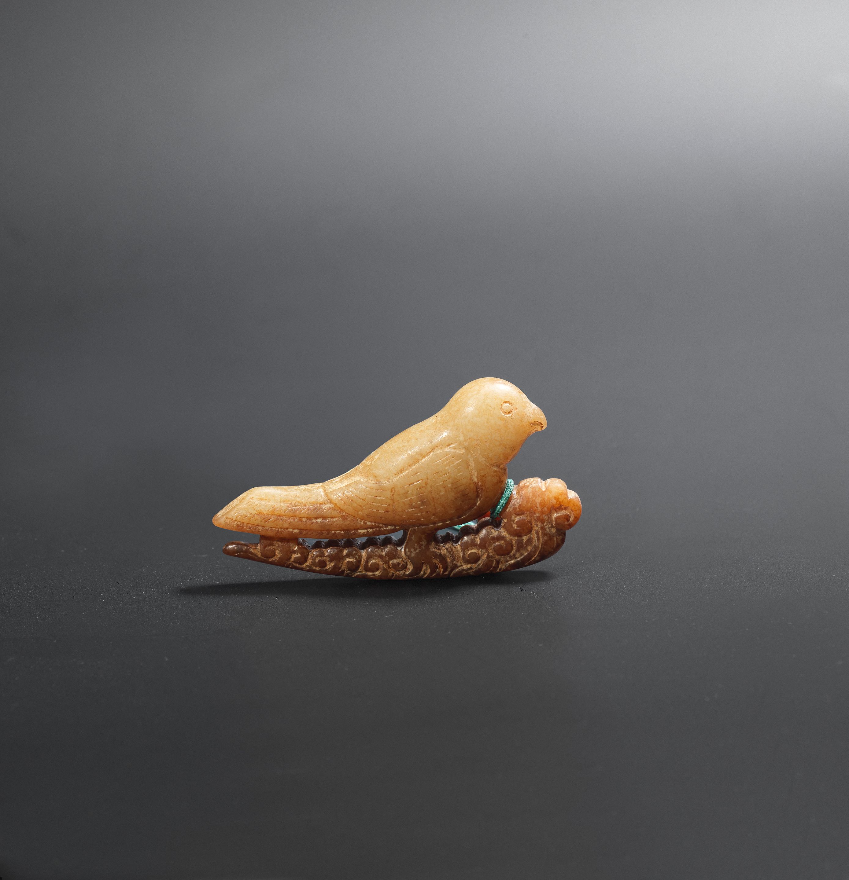 Bonhams : A pale green and brown jade bird Tang Dynasty (2)