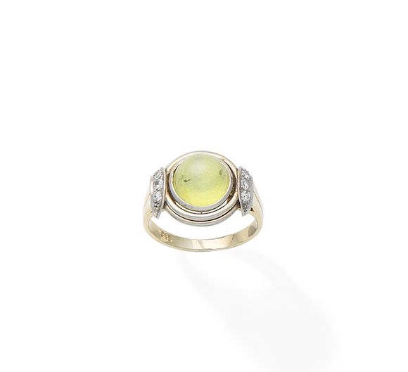Bonhams : A cat's eye chrysoberyl and diamond ring