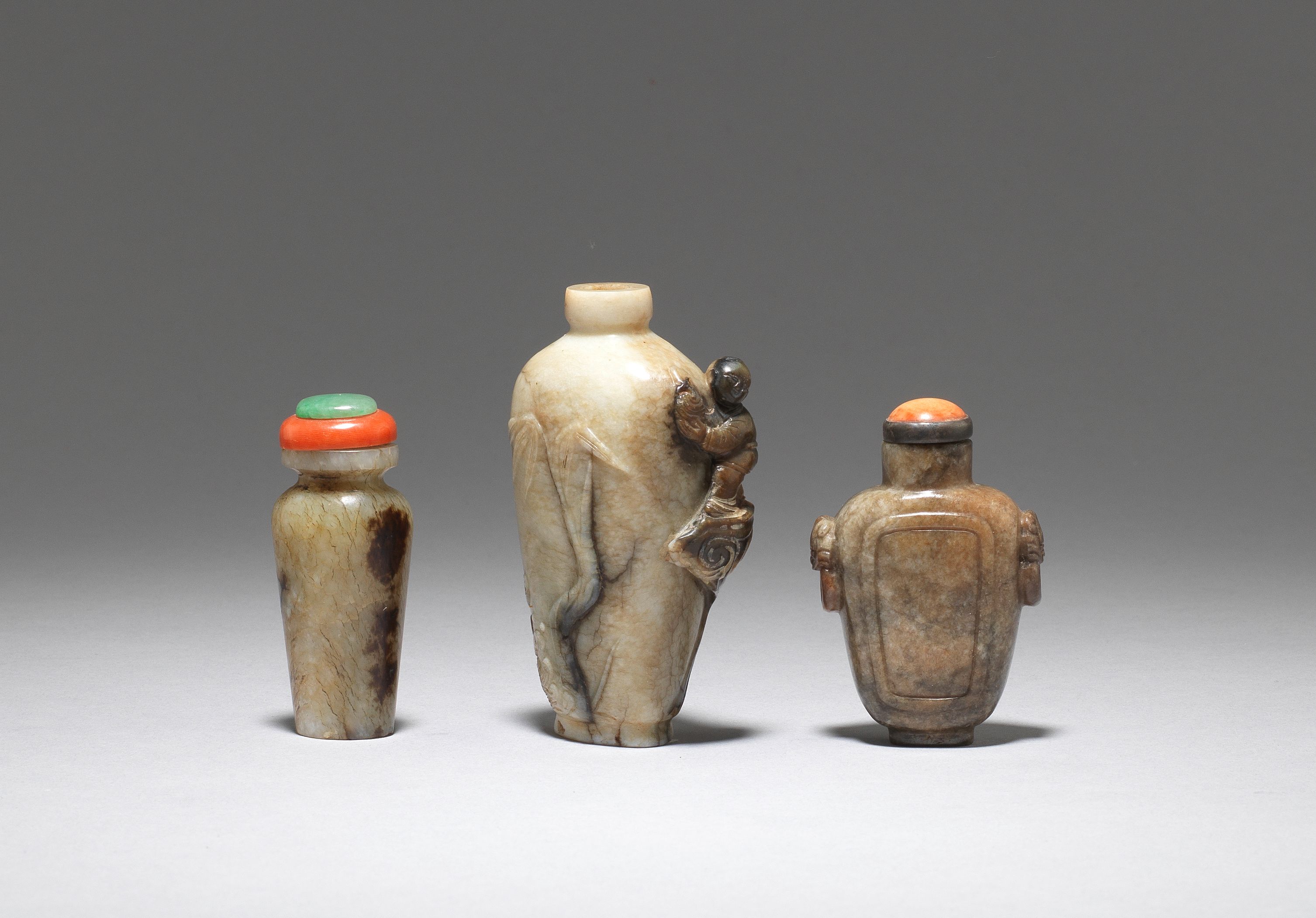 Bonhams : Two mottled jade snuff bottles and a hardstone snuff bottle 18th/19th century (5)
