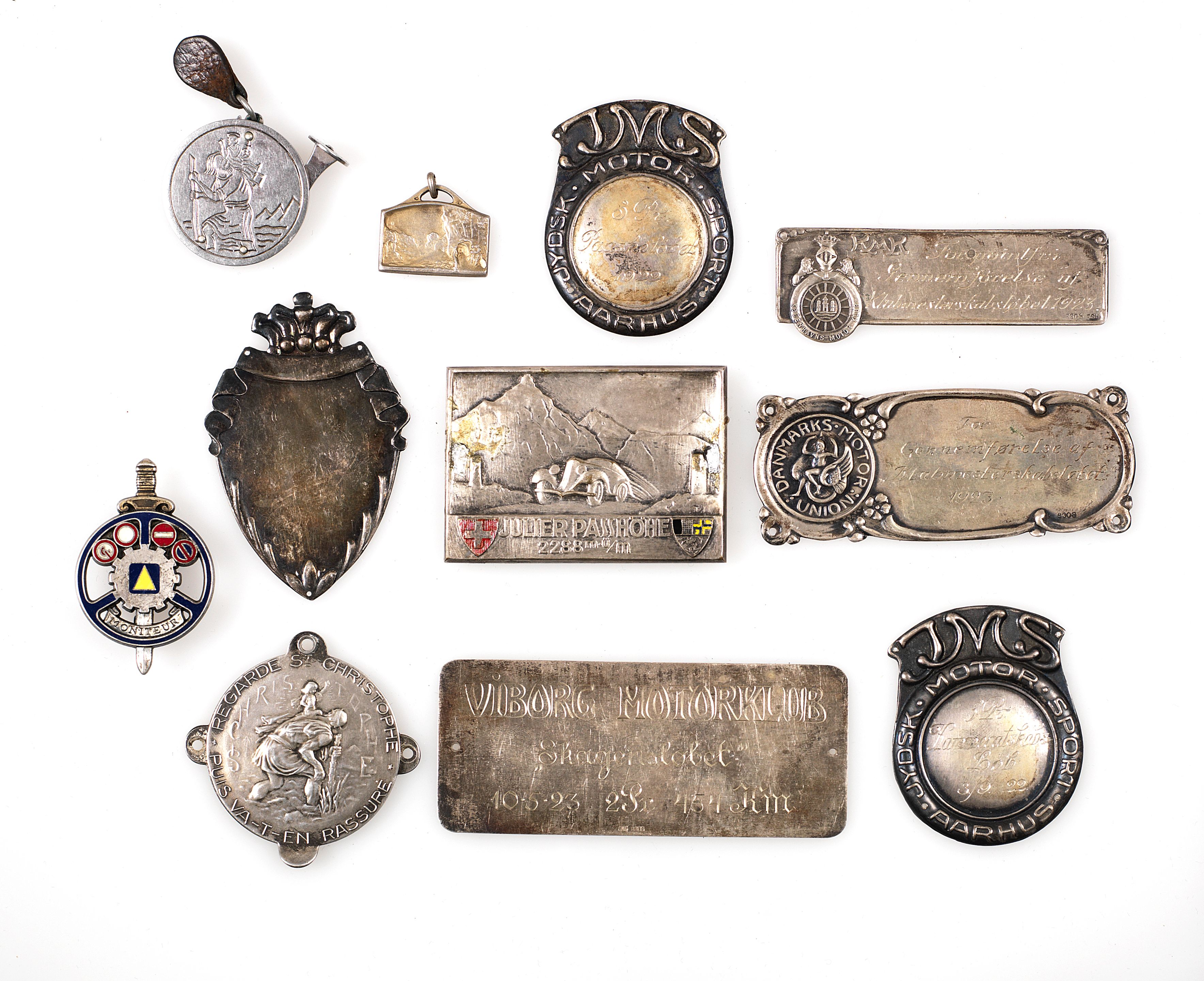 Bonhams Cars : Eight assorted plaques, a lapel badge and two fobs, ((11))