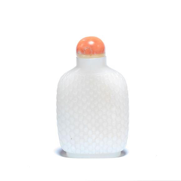 Bonhams : A WHITE JADE 'BASKET WEAVE' SNUFF BOTTLE 18th/19th century (2)