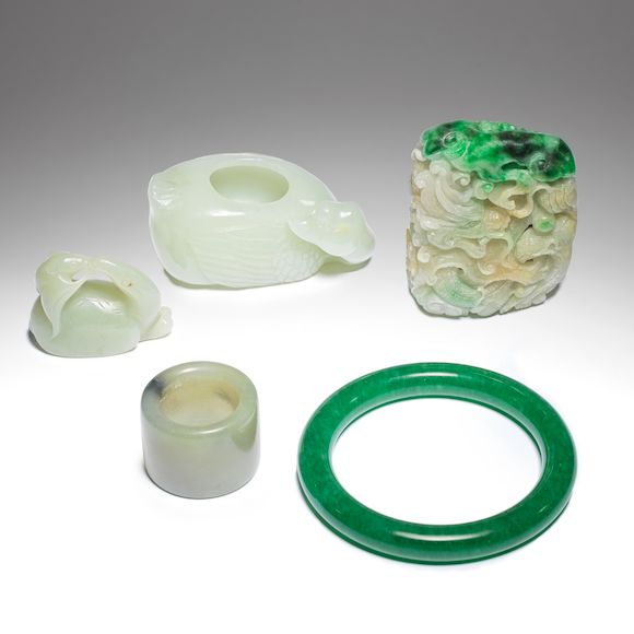 Bonhams : A GROUP OF JADE AND JADEITE WARES (5)