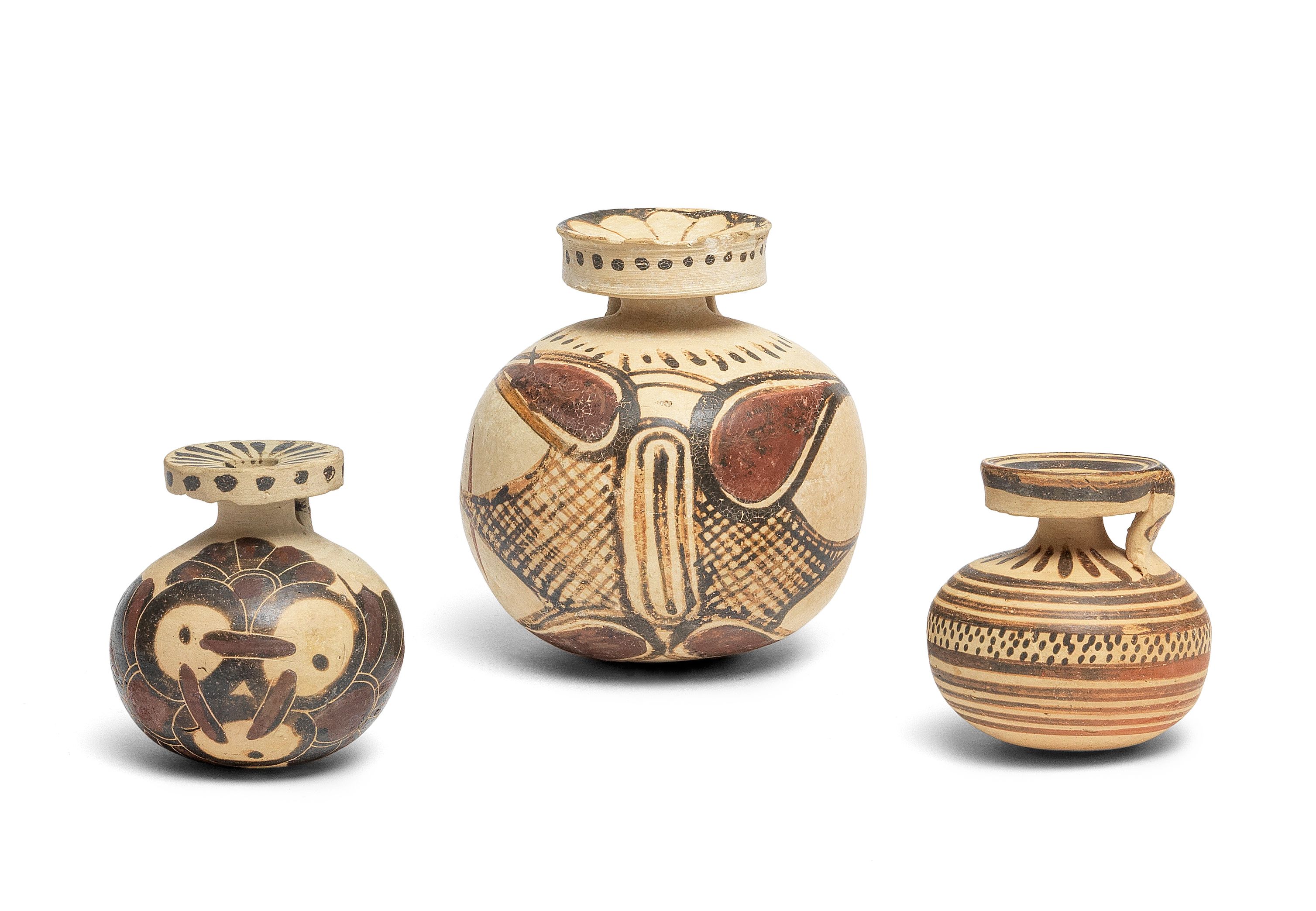 Bonhams : Three Corinthian pottery aryballoi 3
