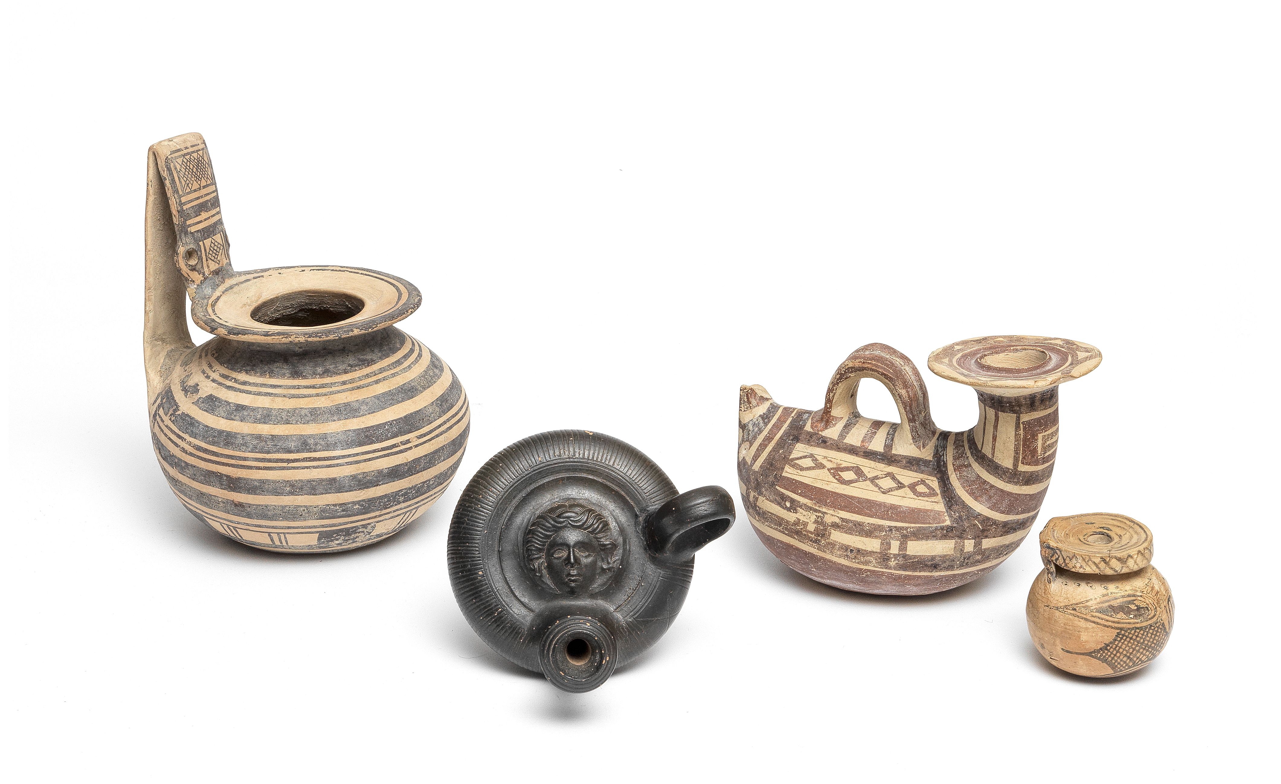 Bonhams : Two Greek and two Daunian pottery vessels 4