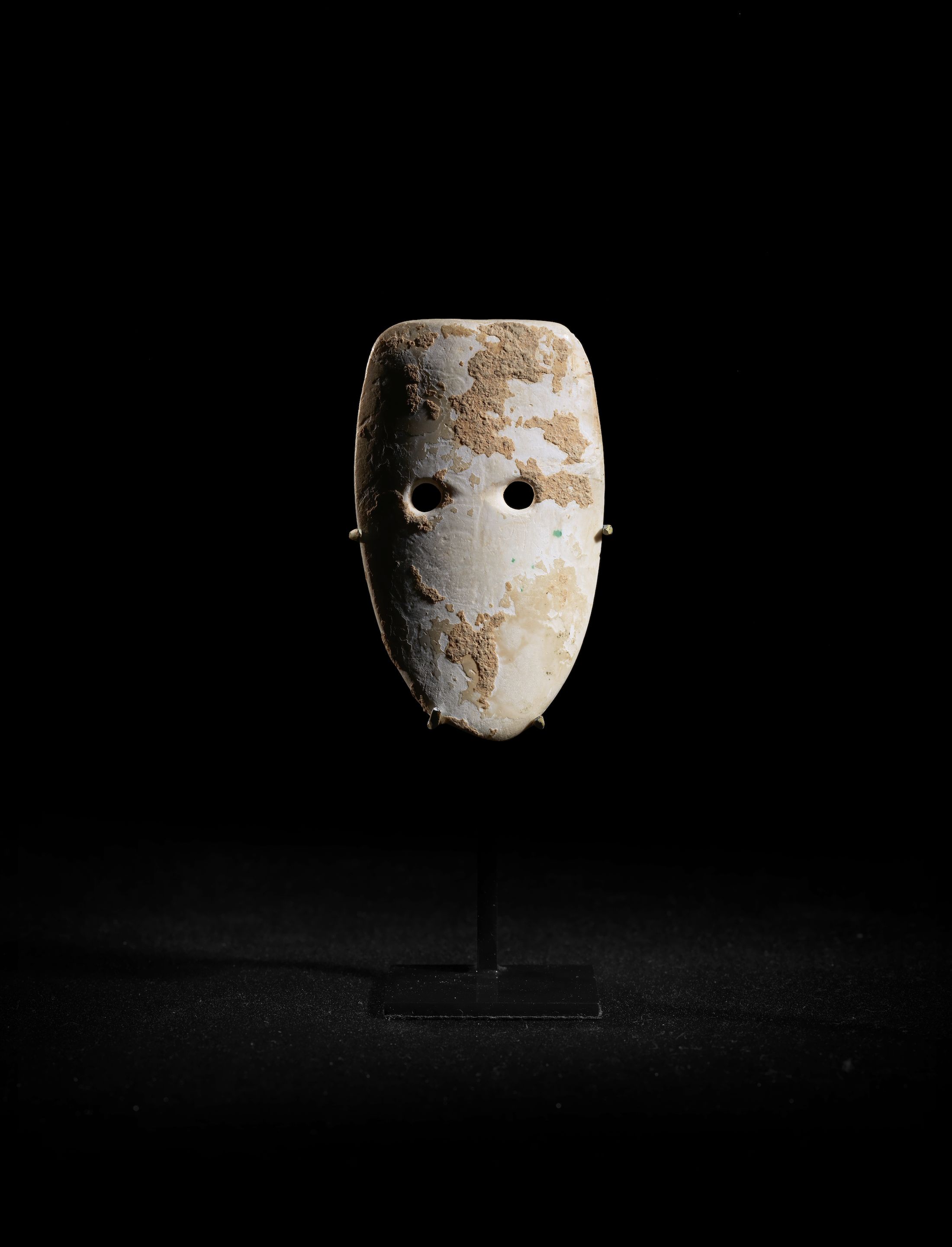 Bonhams : A Neolithic shell spirit mask amulet