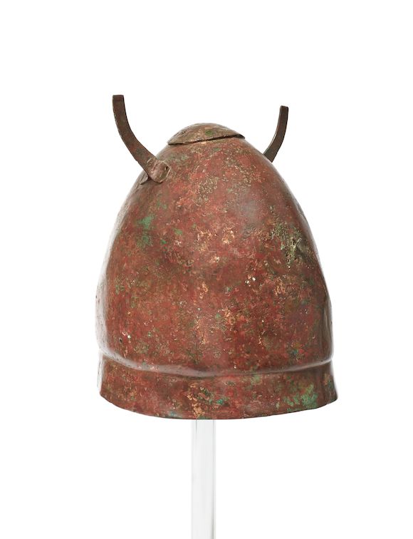 Bonhams : CASQUE PYLOS À CORNES, BRONZE, GRANDE GRÈCE, CIRCA 2EME MOITIÉ DU IVE S. AV. J.-C.