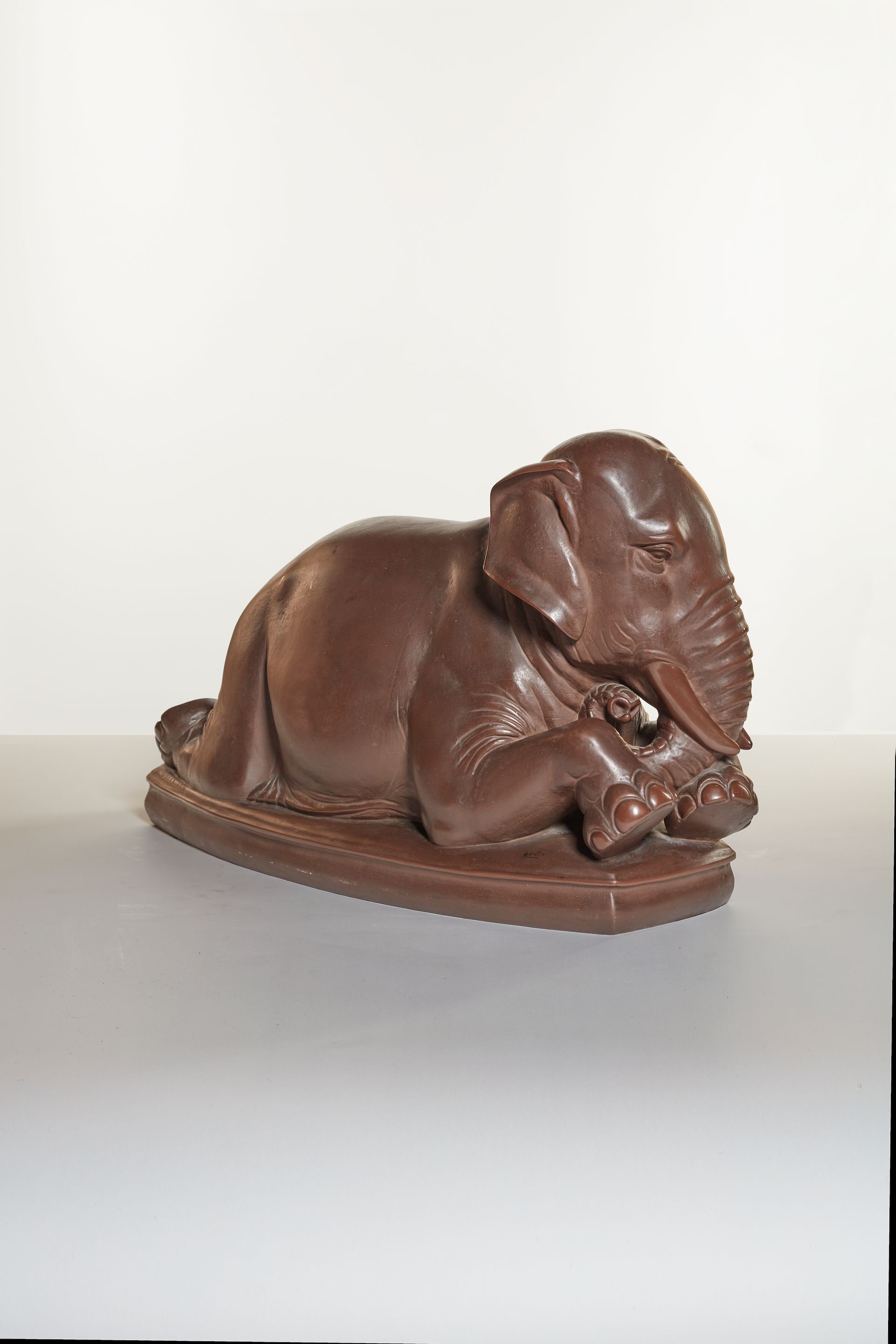 Bonhams : Éléphant couché en grès Böttger, Meissen, circa 1926 A ...