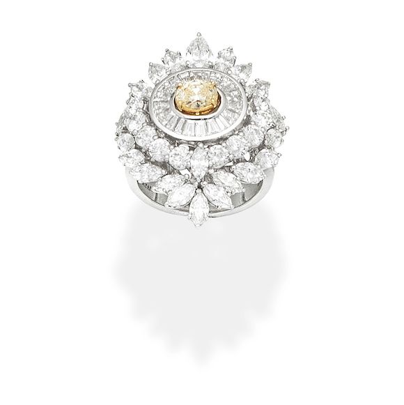 Bonhams : YESSAYAN: DIAMOND CLUSTER RING