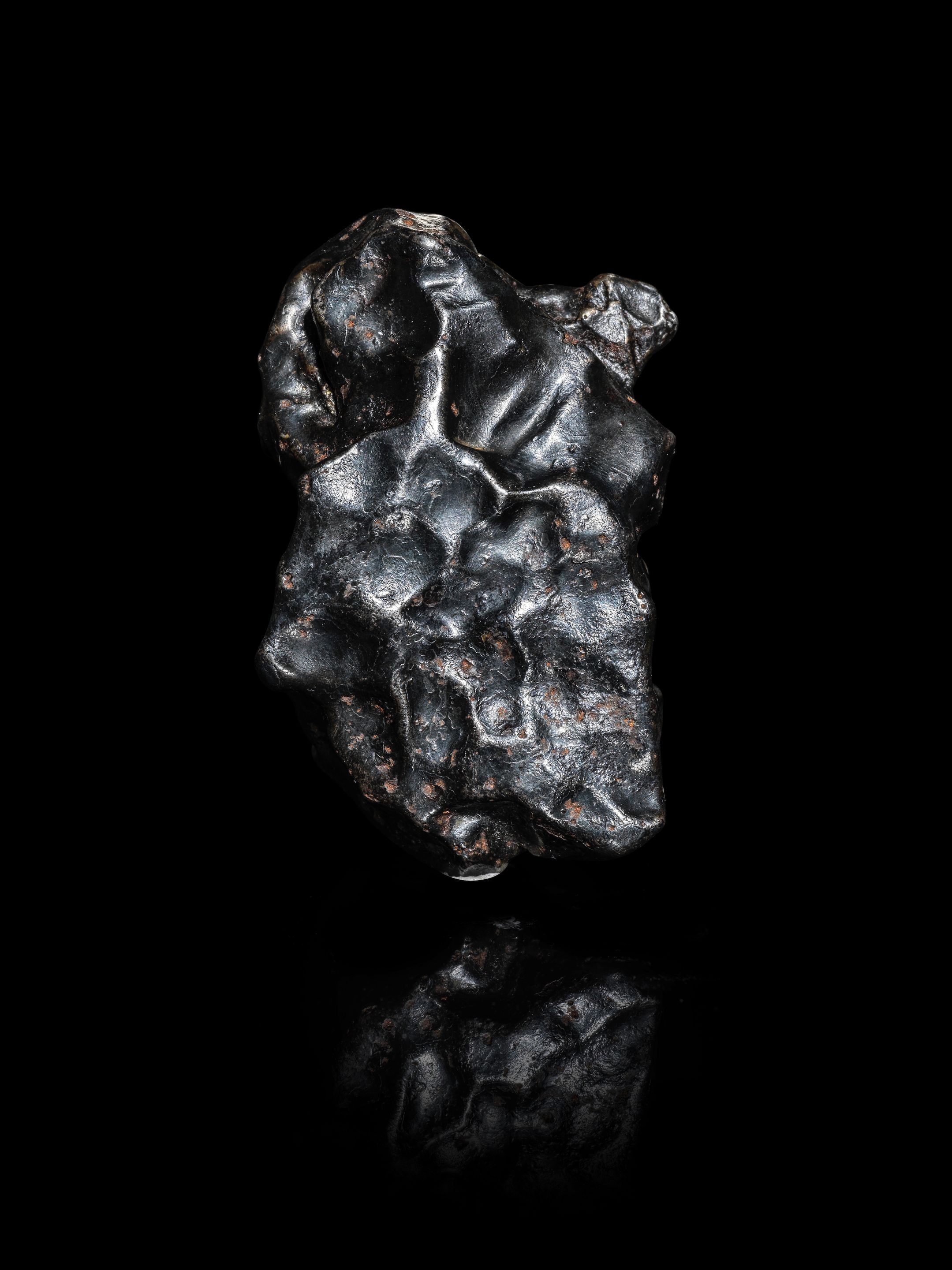 Bonhams : Météorite de Sikhote-Alin gris acier, spécimen complet ...