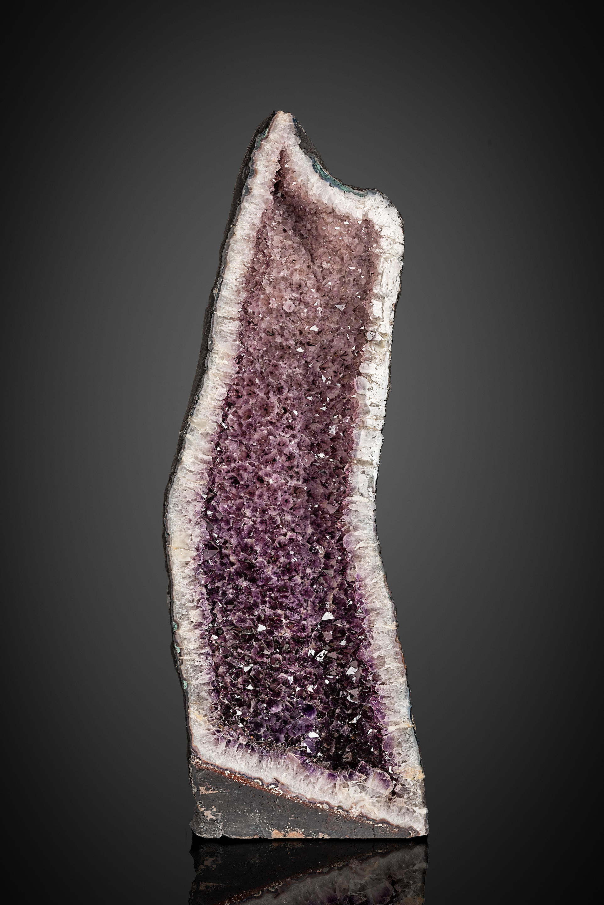 Bonhams : Très grande géode d'améthyste verticale Large Amethyst Geode