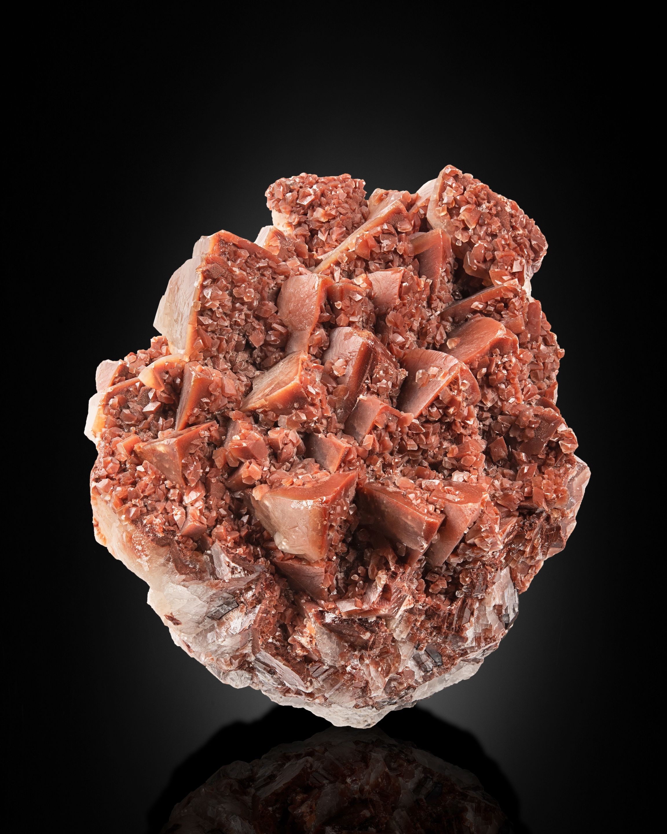 Bonhams : Bloc de calcite rouge Red Calcite Cluster