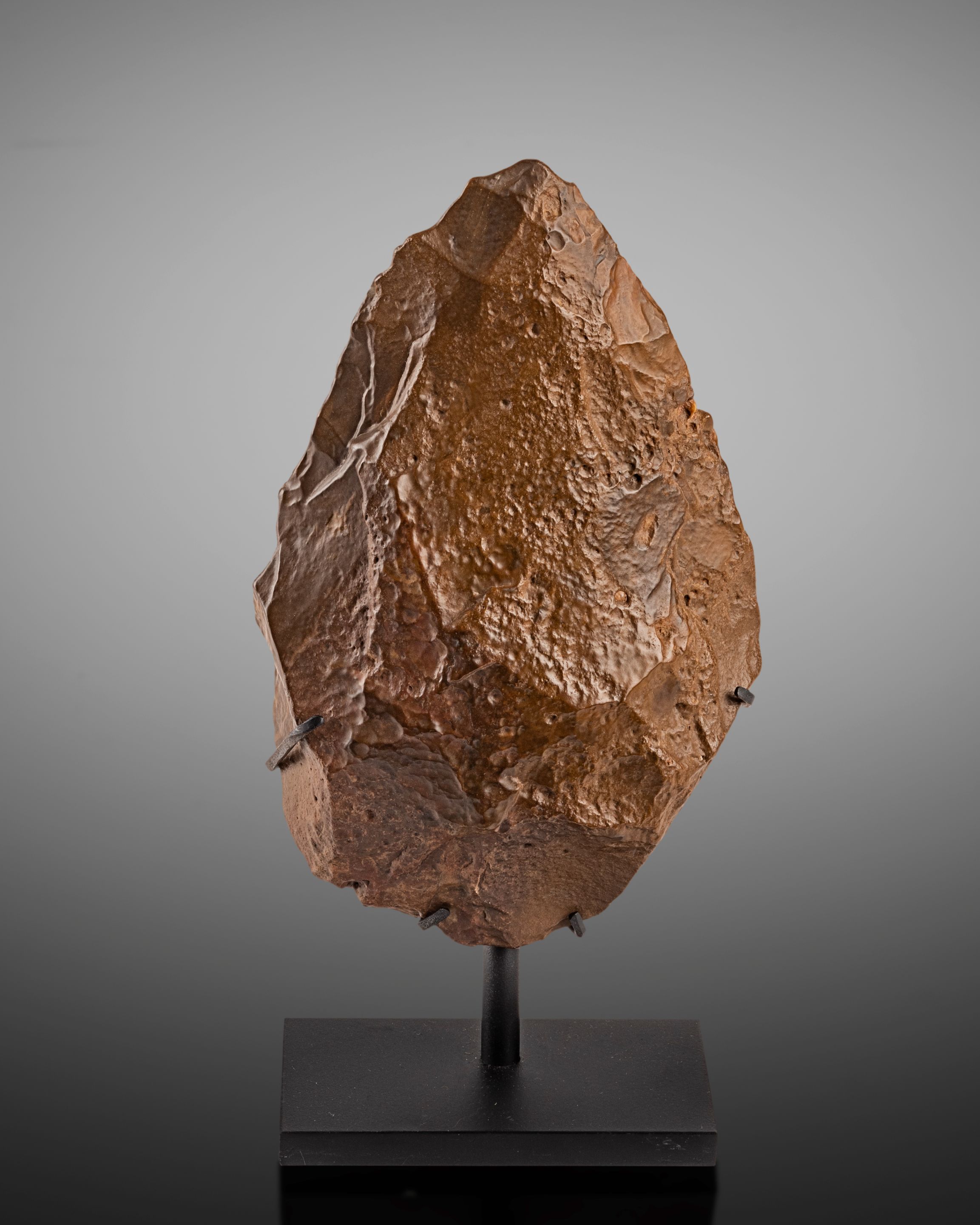 Bonhams : Biface du Paléolithique Paleolithic Hand-axe