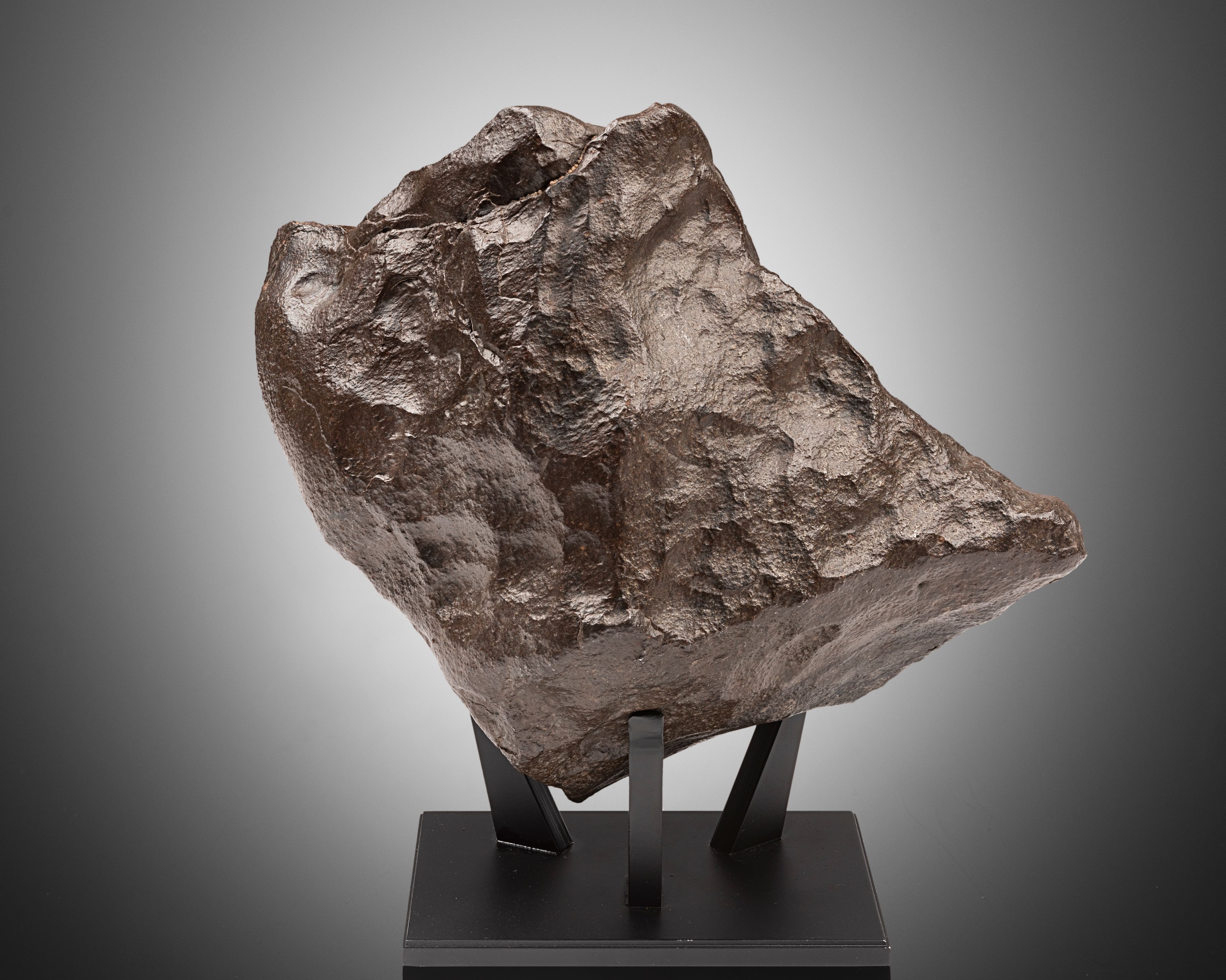 Bonhams : Très grande météorite pierreuse dite Chondrite , spécimen ...