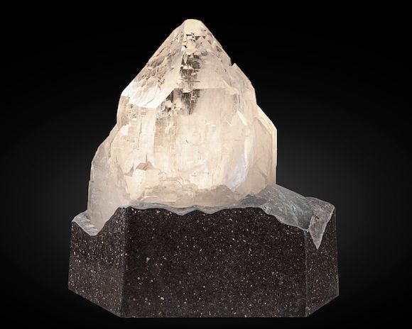 Bonhams : Magnifique cristal de roche naturel sur base en granit noir ...