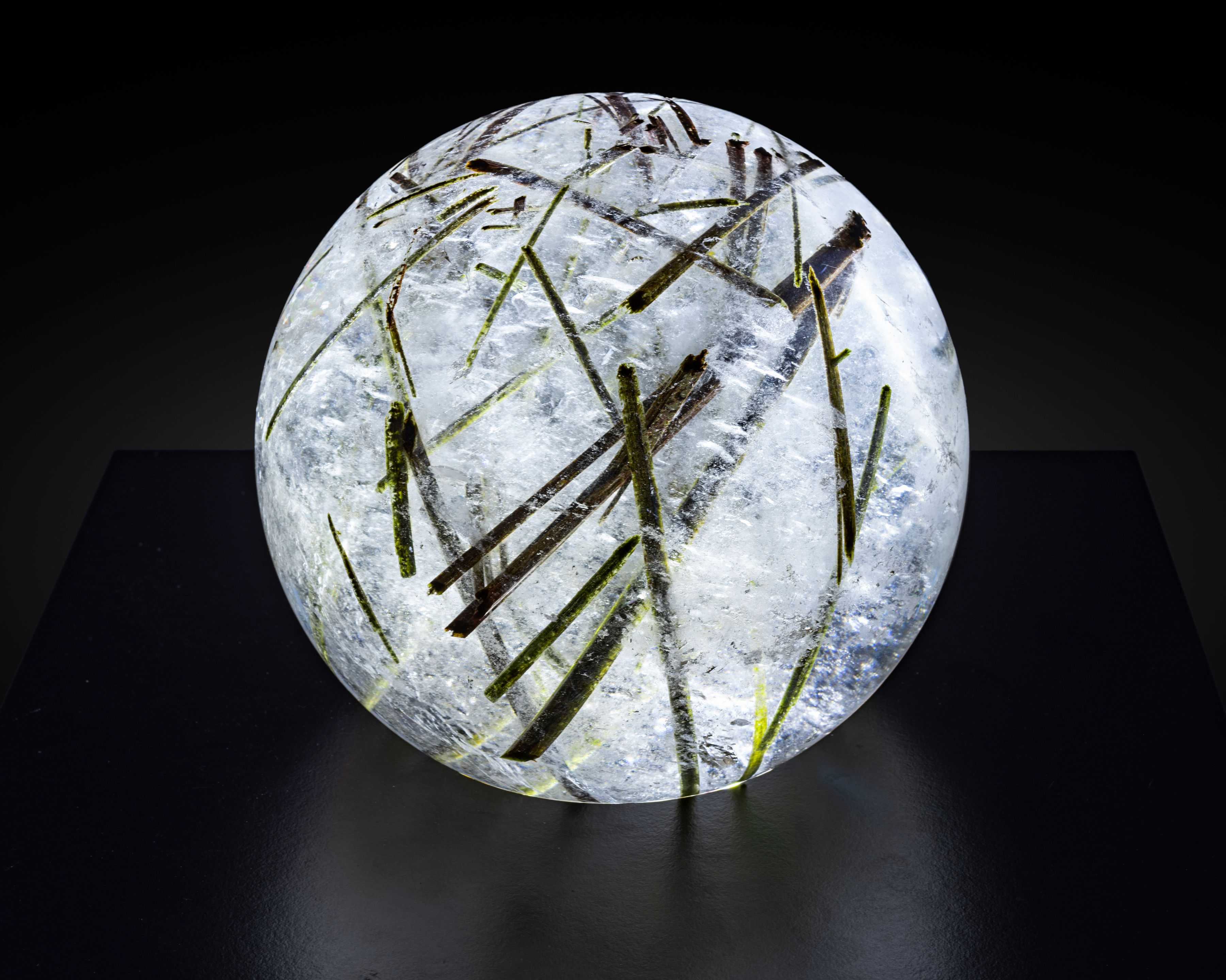 Bonhams : Exceptionnelle sphère de cristal de roche à inclusions de ...