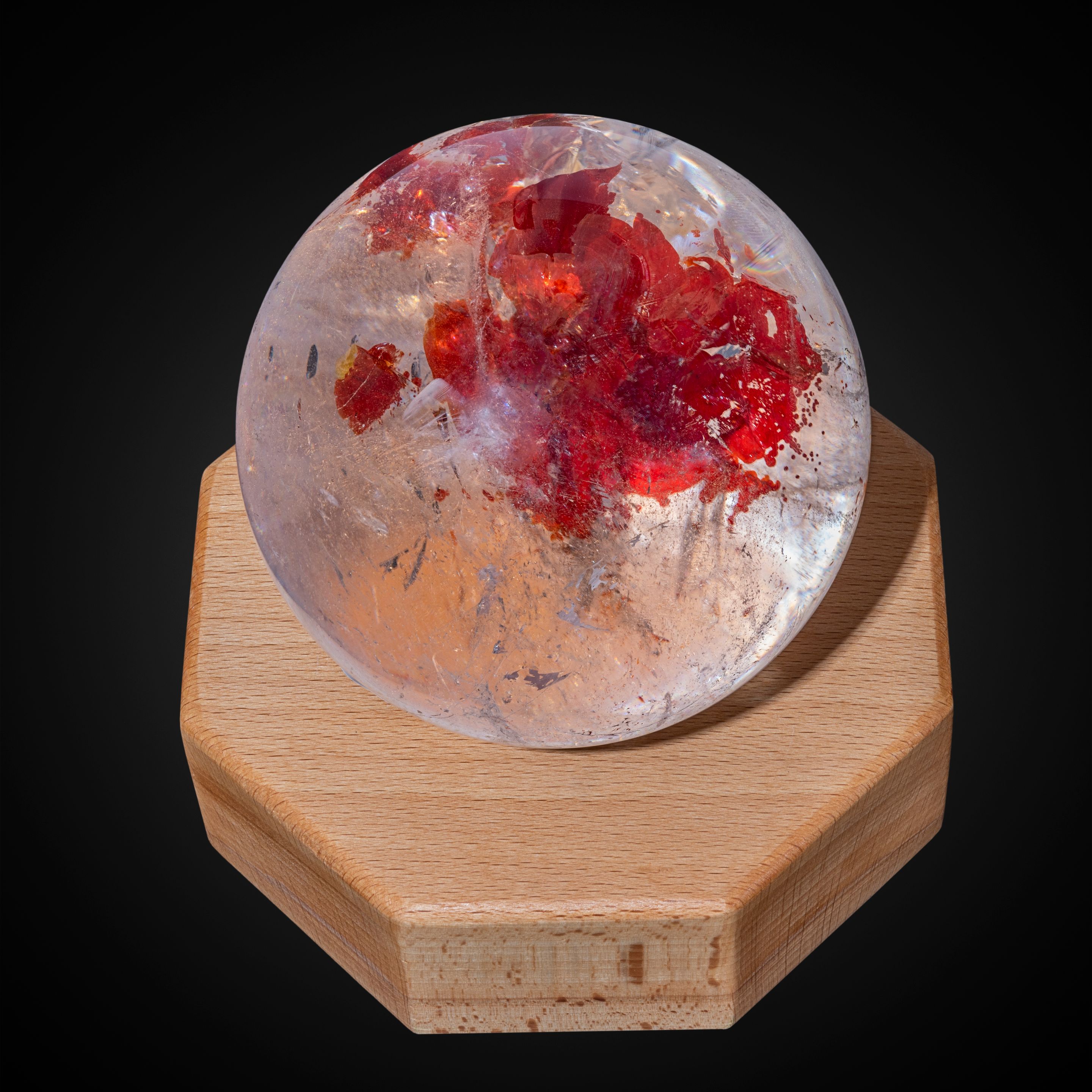 Bonhams : Sphère de cristal de roche à inclusions d'hématite Rock ...