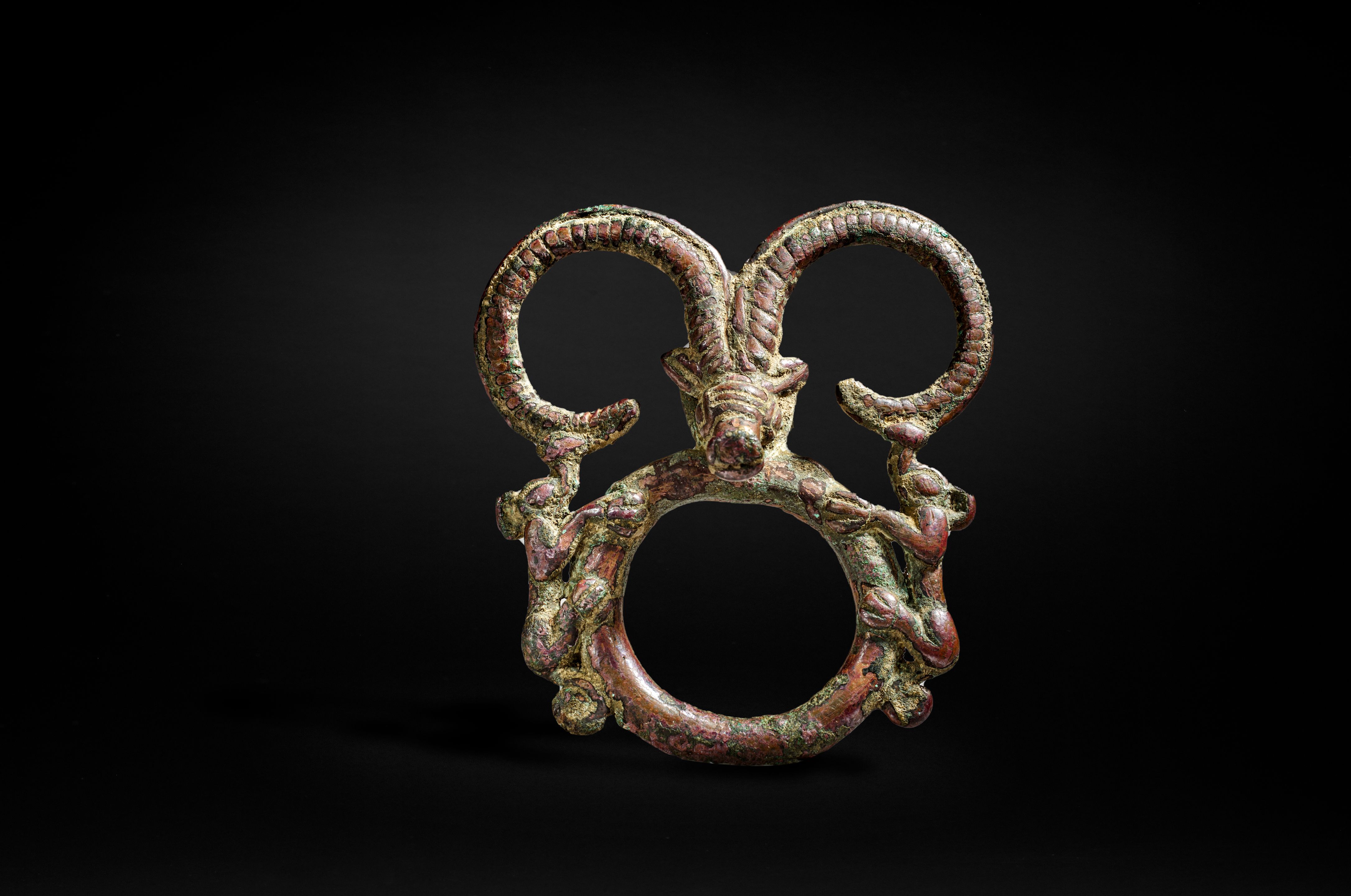 Bonhams : ANSE ANNULAIRE EN BRONZE EN FORME DE TÊTE D'IBEX Luristan, vers le VIIIe siècle av. J.-C.