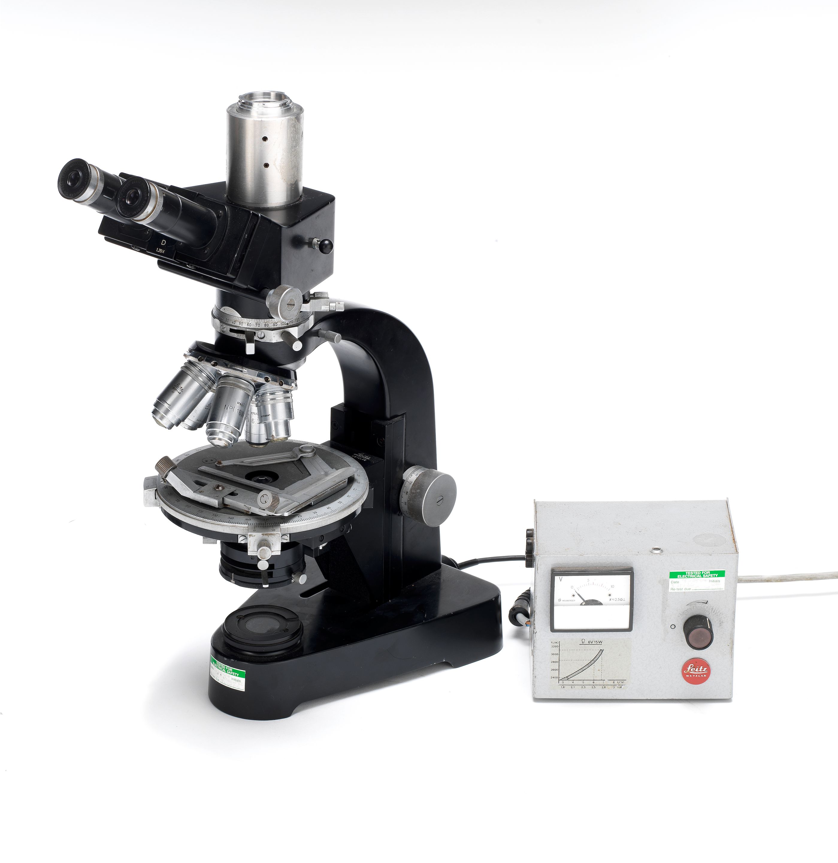 Bonhams : A LEITZ BINOCULAR MICROSCOPE WITH A COLLECTION OF ACCESSORIES ...