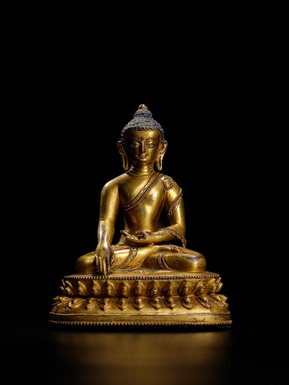 Bonhams : STATUETTE DE BOUDDHA SHAKYAMUNI EN ALLIAGE DE CUIVRE DORÉ NÉPAL, XIVE SIÈCLE