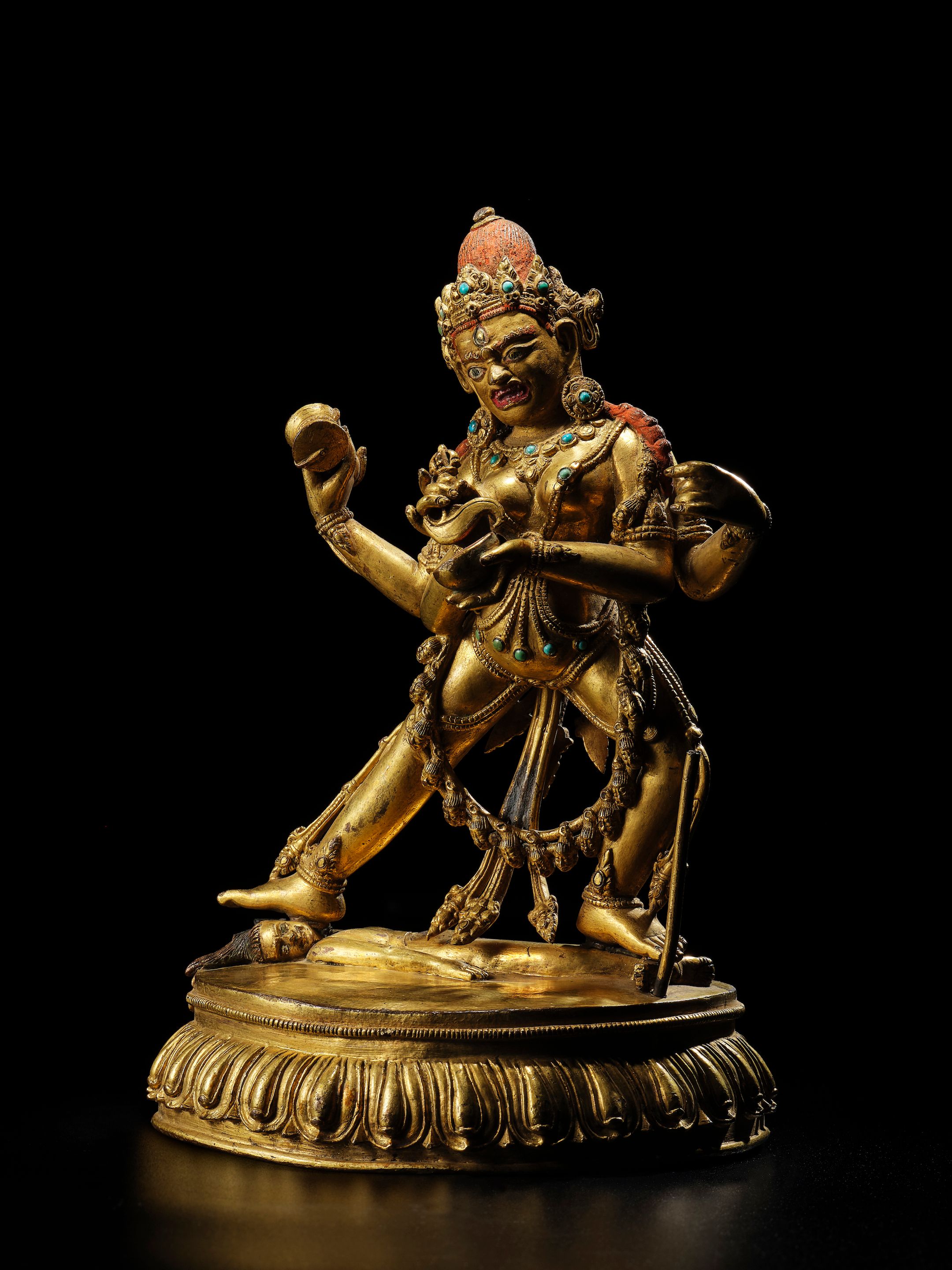 Bonhams : STATUETTE DE DIVINITÉ EN ALLIAGE DE CUIVRE DORÉ D'UN MANDALA ...