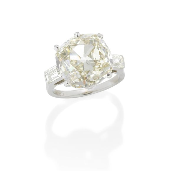 Bonhams : VAN CLEEF & ARPELS FANCY-COLOURED DIAMOND RING