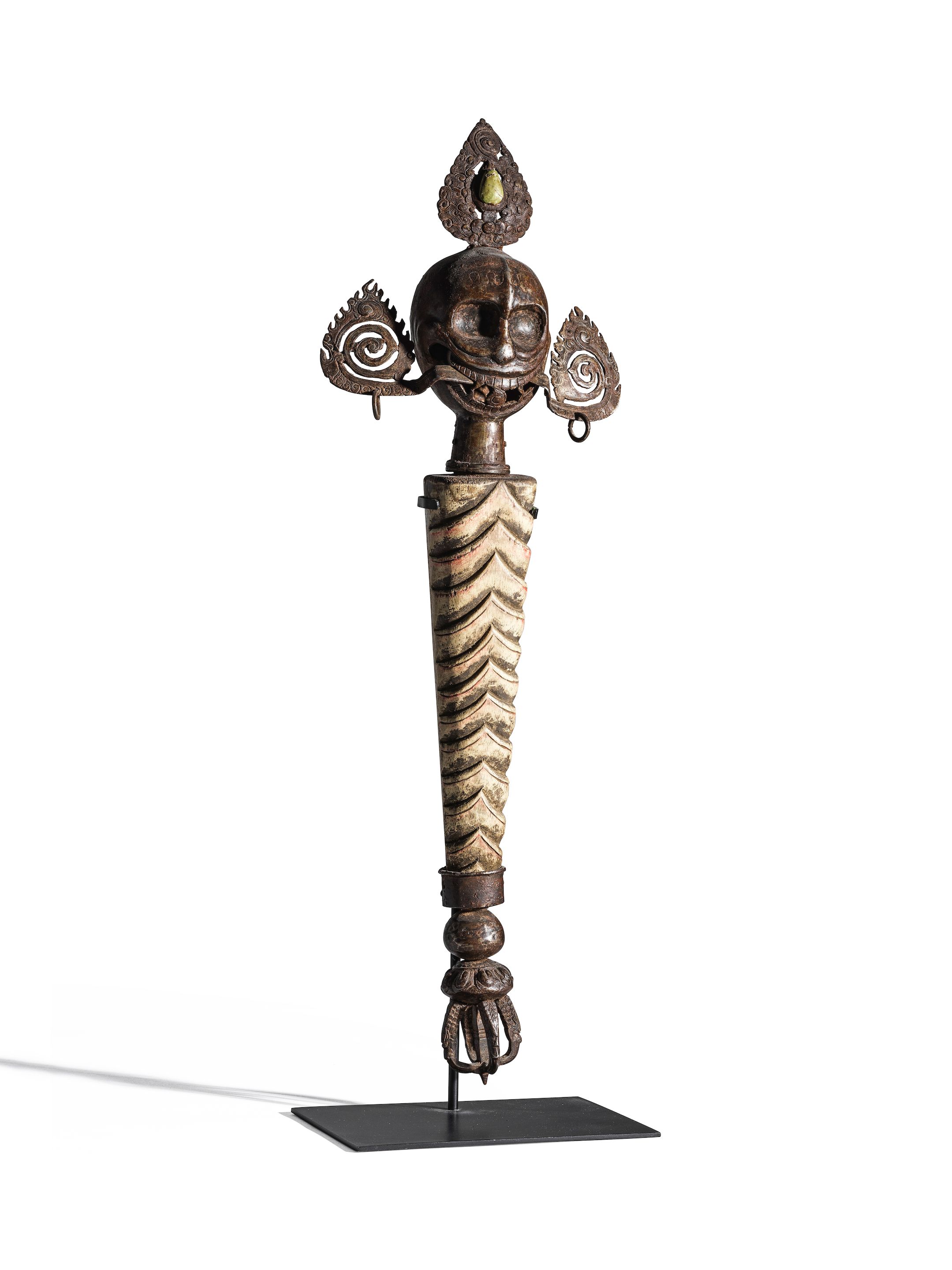 Bonhams : KAPALA DANDA EN BOIS ET ALLIAGE DE CUIVRE TIBET, XIXE SIÈCLE