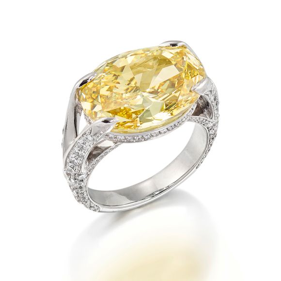 Bonhams : FANCY-COLOURED DIAMOND RING