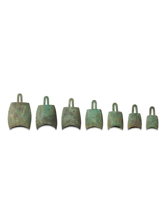 Bonhams : A SET OF SEVEN SMALL BRONZE BELLS Spring and Autumn Period (7)