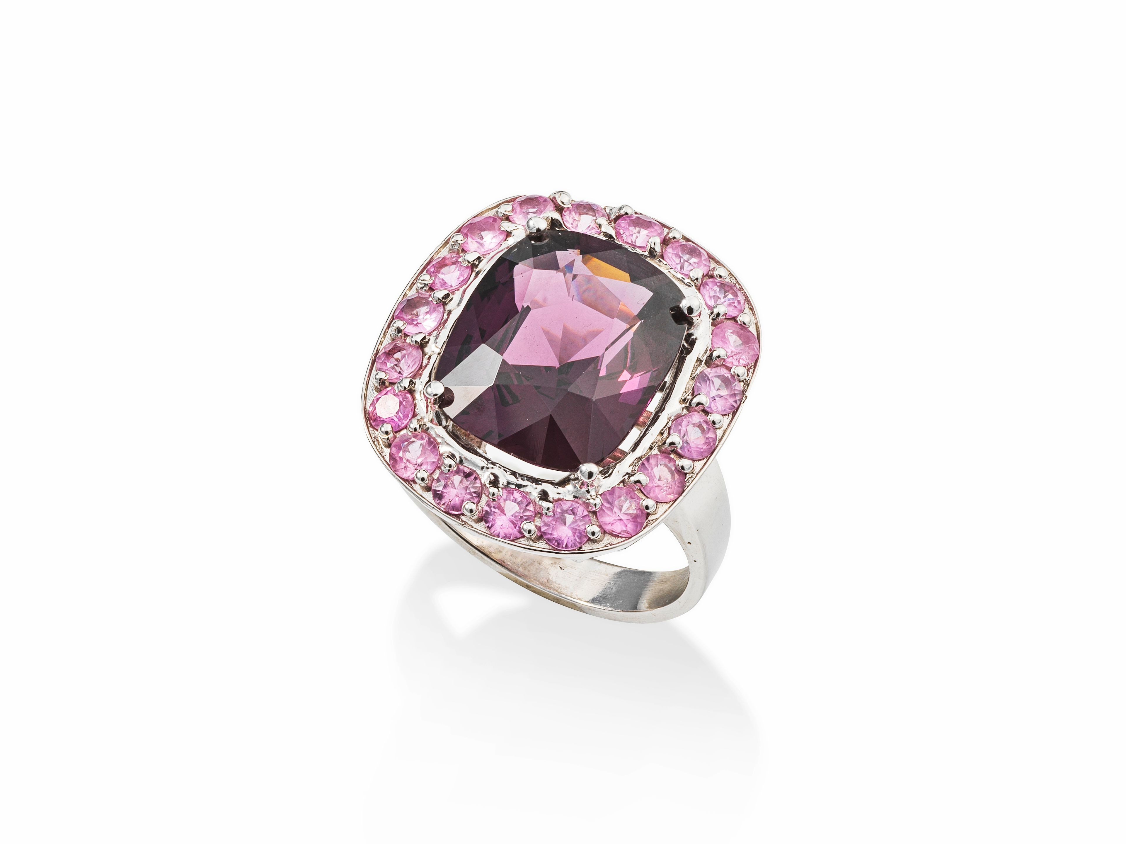 Bonhams Cornette de Saint Cyr : BAGUE SPINELLE VIOLET ET SAPHIRS ROSES
