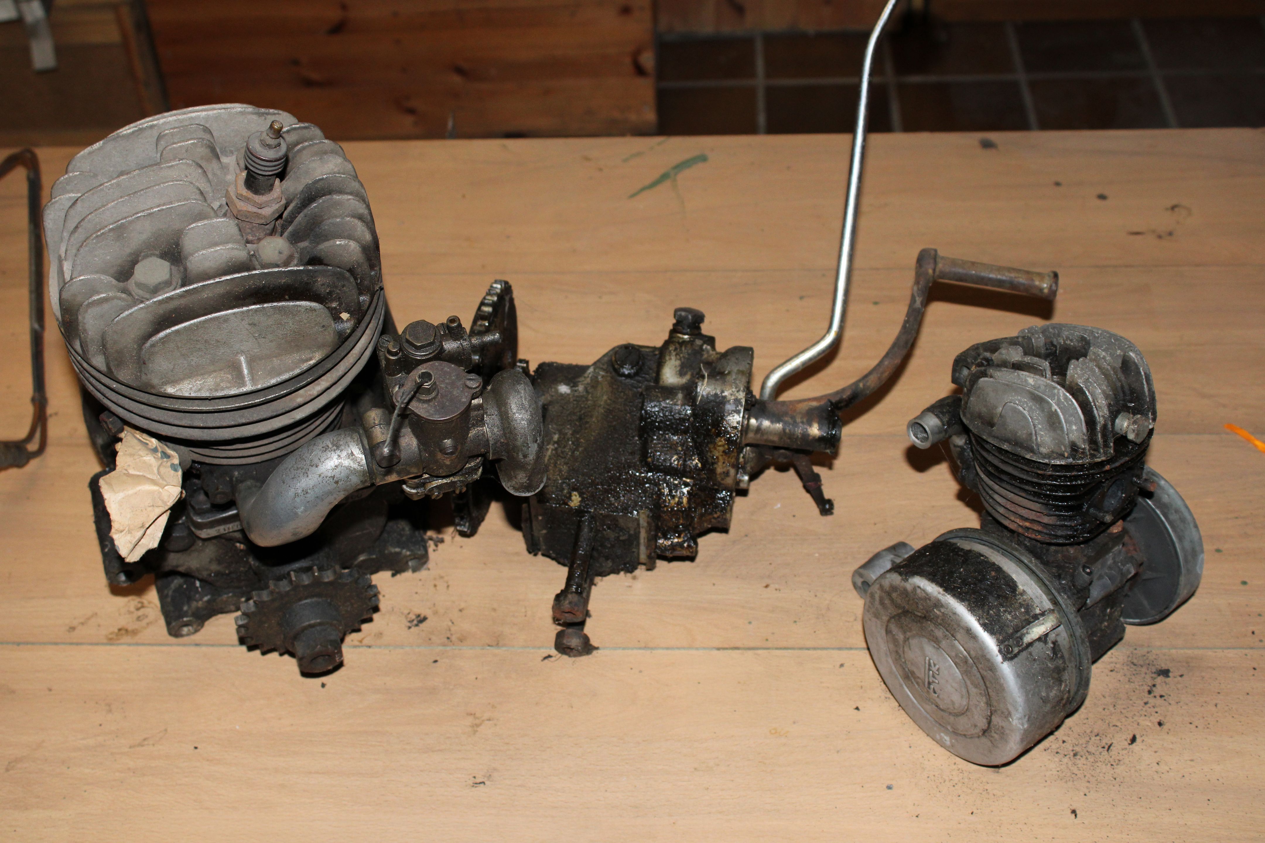 Bonhams Cars : Two motorcycle single-cylinder engines, ((3))